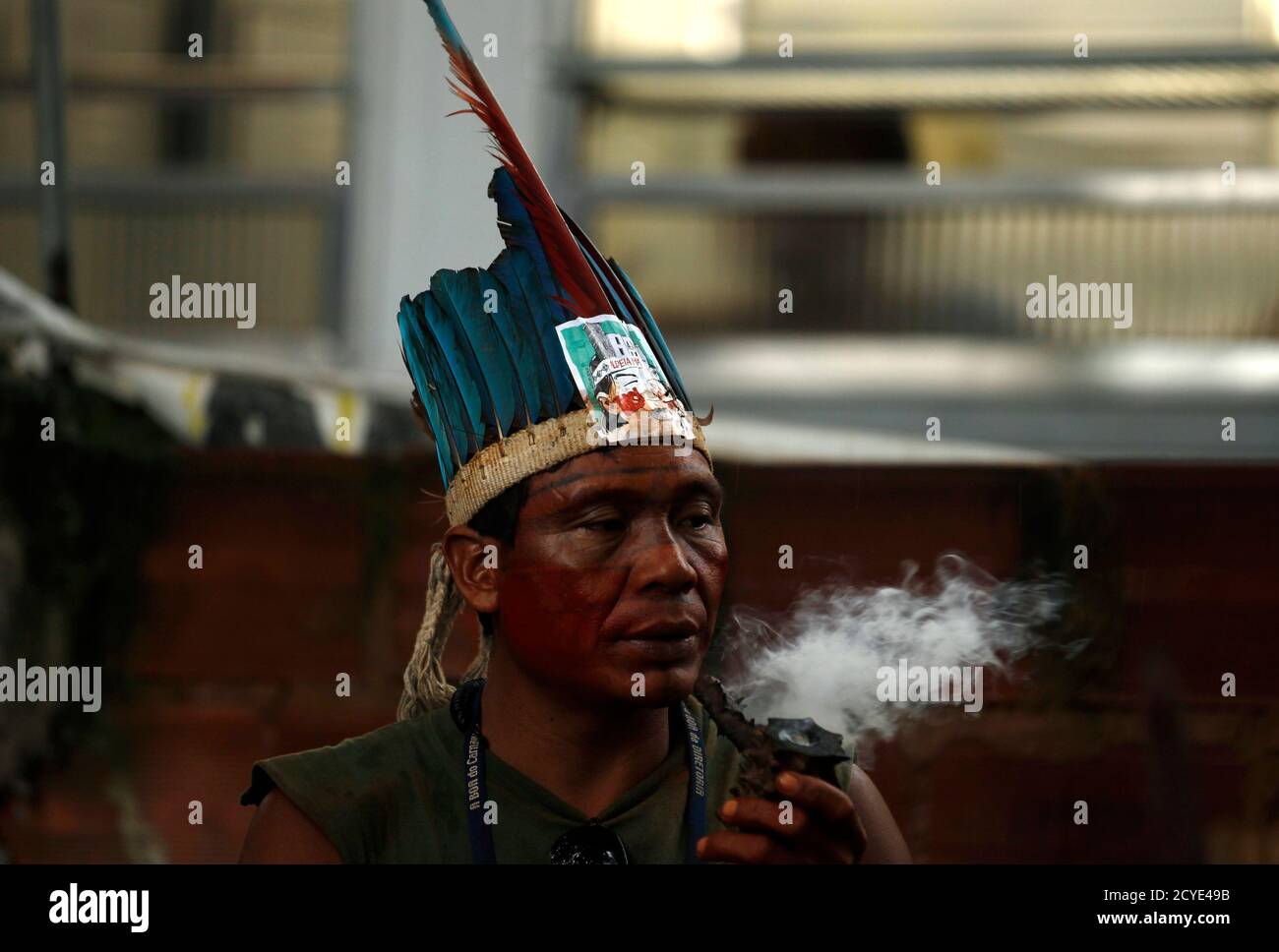Peace pipe native hi-res stock photography and images - Alamy