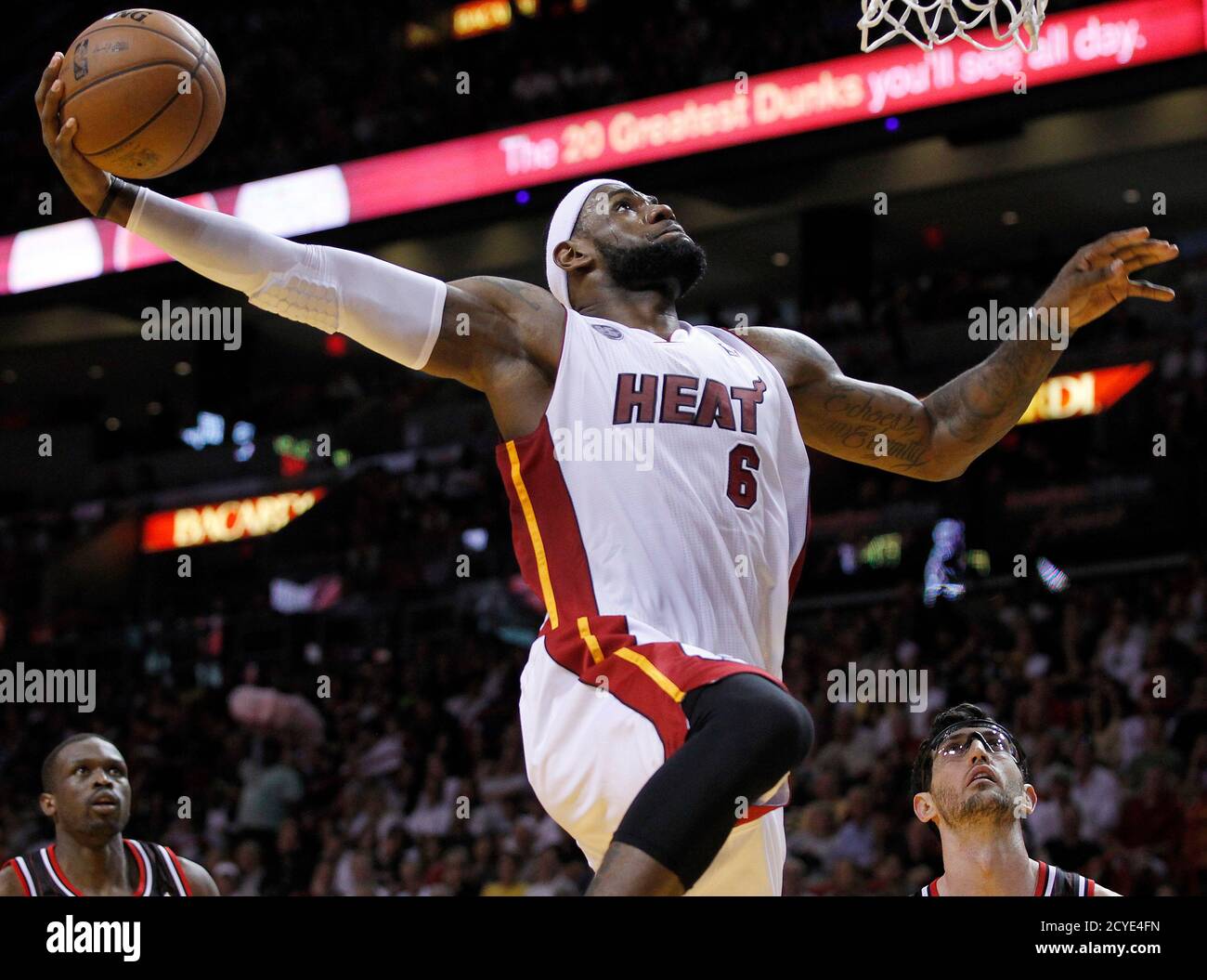 Dunk lebron james hi-res stock photography and images - Alamy