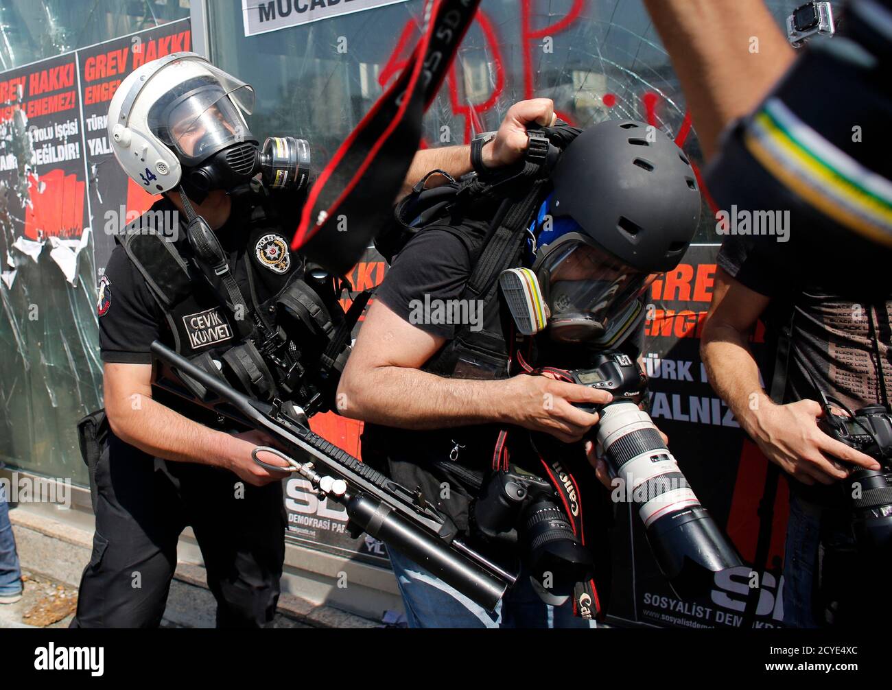 Police riot helmet gas mask hi-res stock photography and images - Alamy