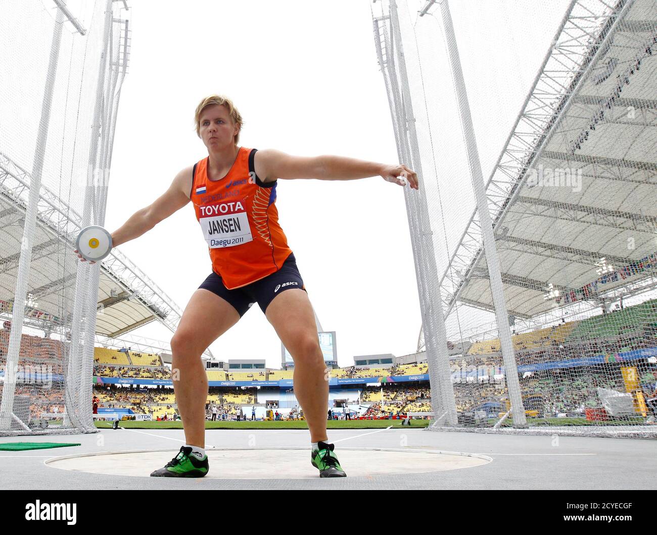 Womens discus throw qualifying hi-res stock photography and images - Alamy