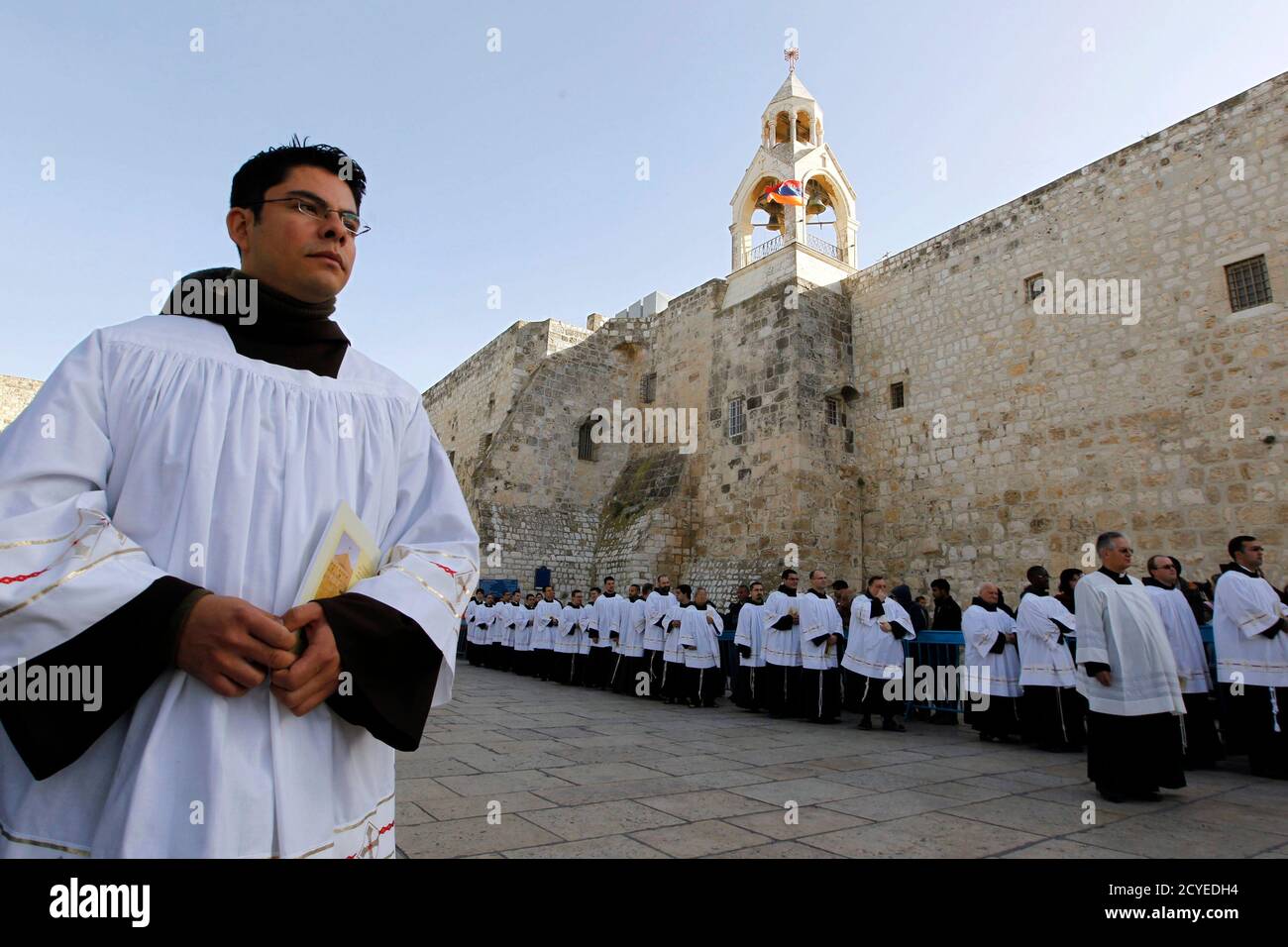 Altar servers in church hi-res stock photography and images - Alamy