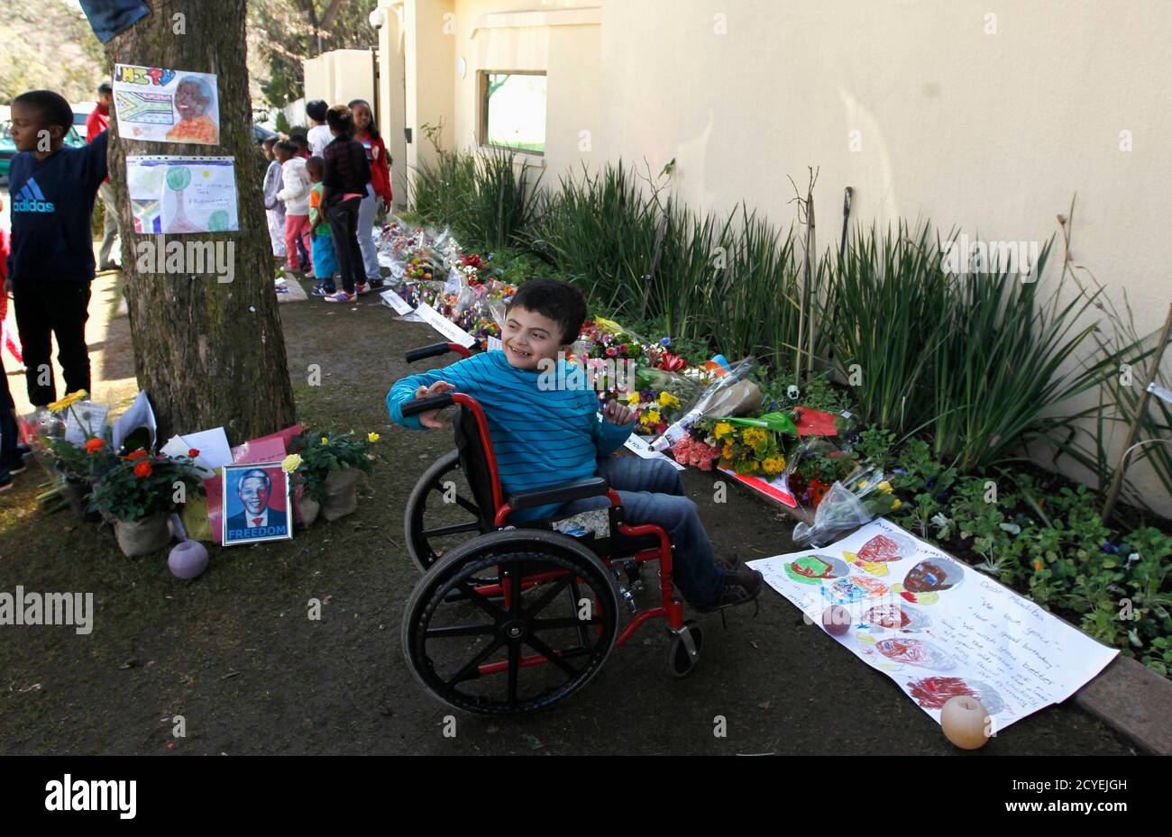 Mandela in profile hi-res stock photography and images - Alamy