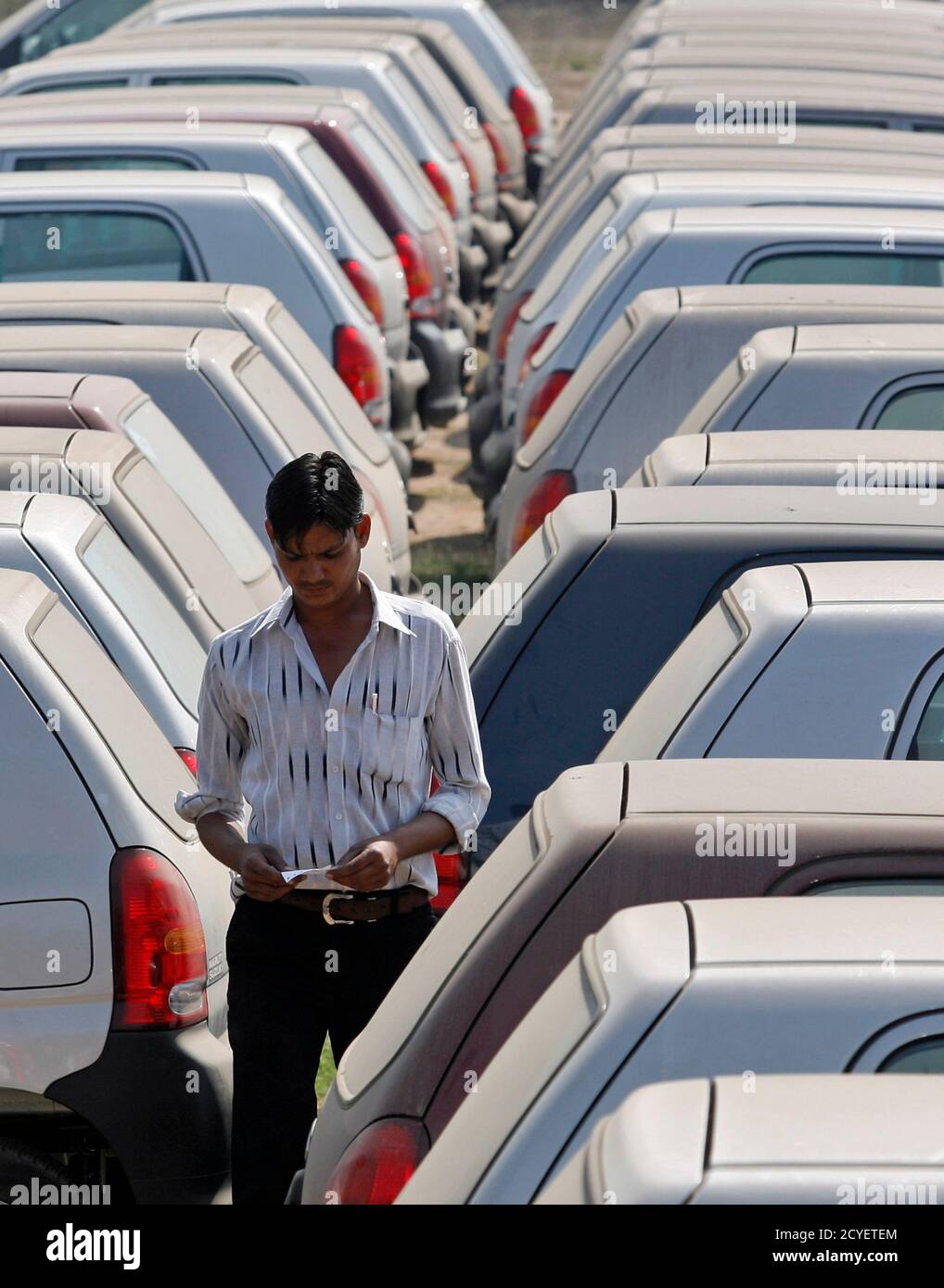 India employee car hi-res stock photography and images - Alamy