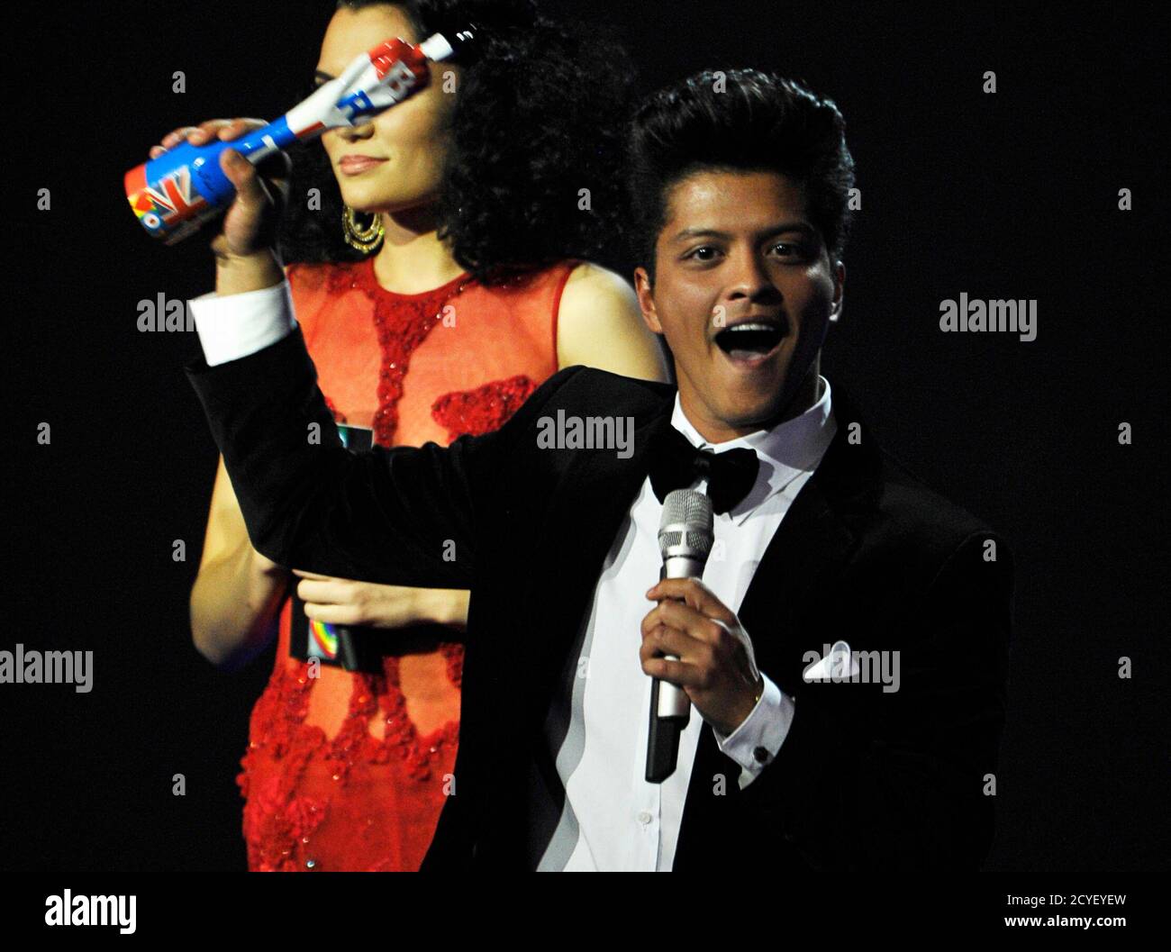 Best male solo artist hi-res stock photography and images - Alamy