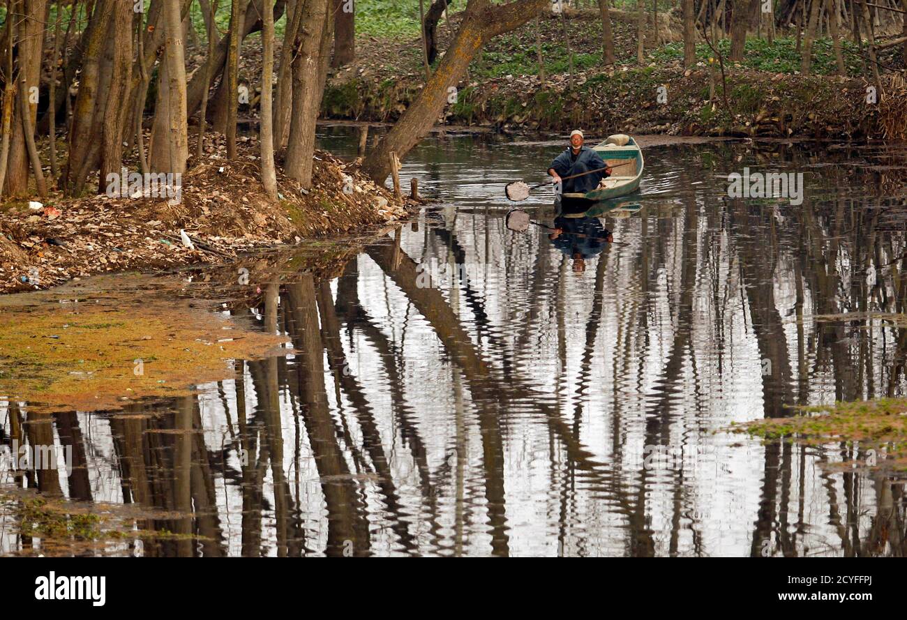Indian man boatman rowing boat hi-res stock photography and images - Alamy