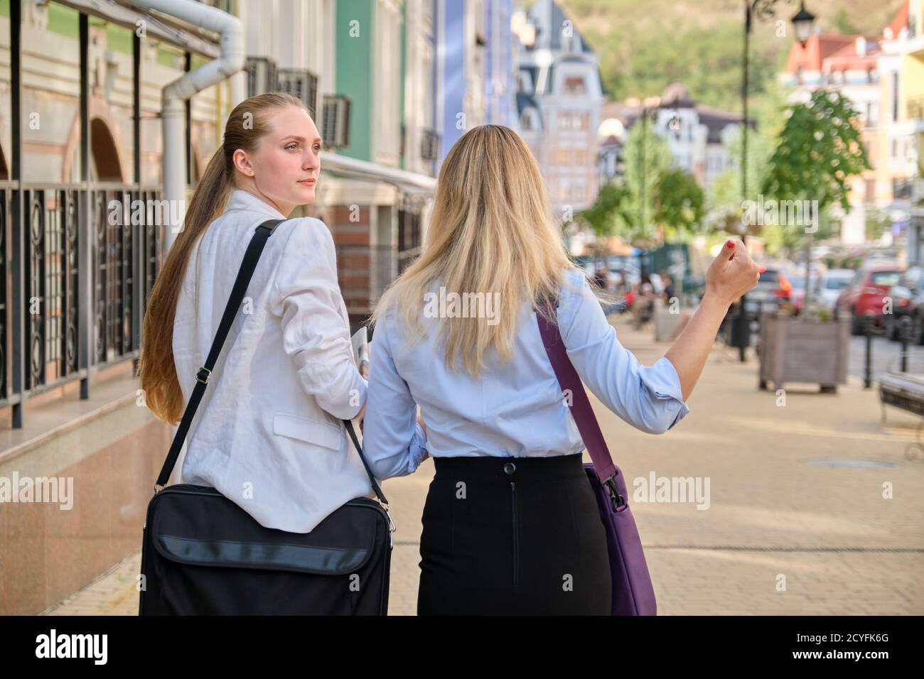 Adults talking crowd hi-res stock photography and images - Alamy