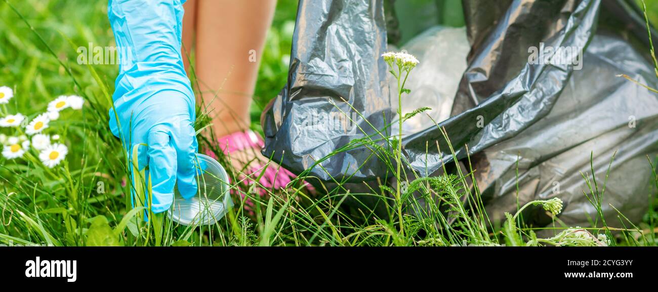 Child throwing trash park hi-res stock photography and images - Alamy