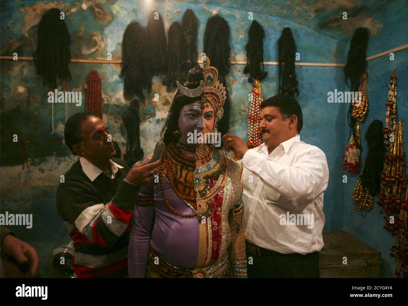 Lord shiva and his wife parvati hi-res stock photography and images - Alamy