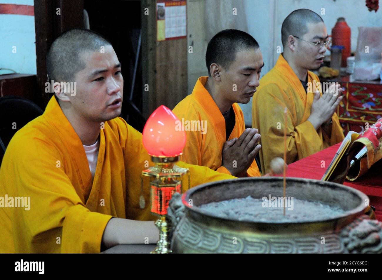 A COMMON PRAYER OF SOME MONKS BUDDHIST TEMPLE Stock Photo - Alamy