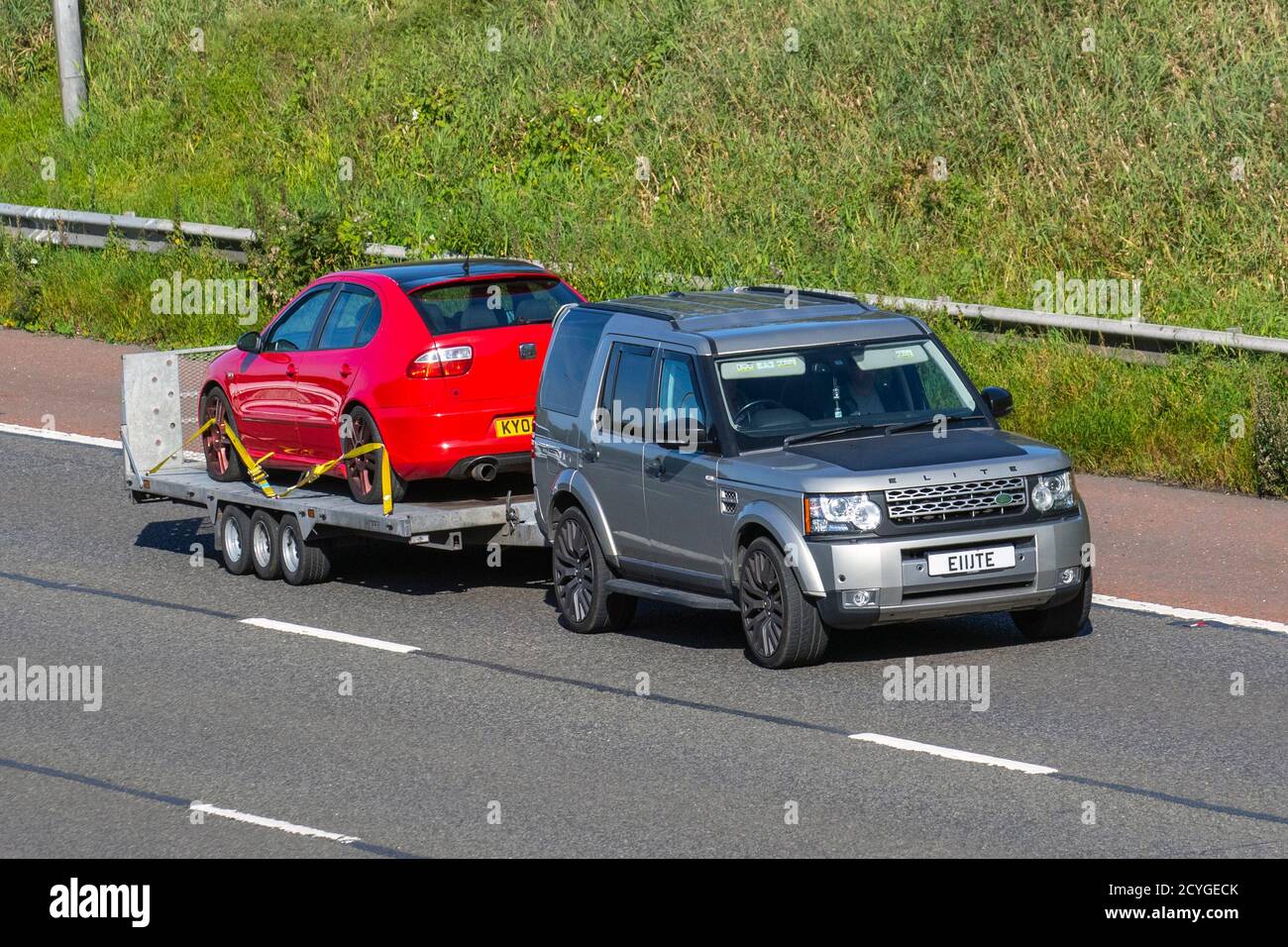 Range rover tow vehicle hi-res stock photography and images - Alamy