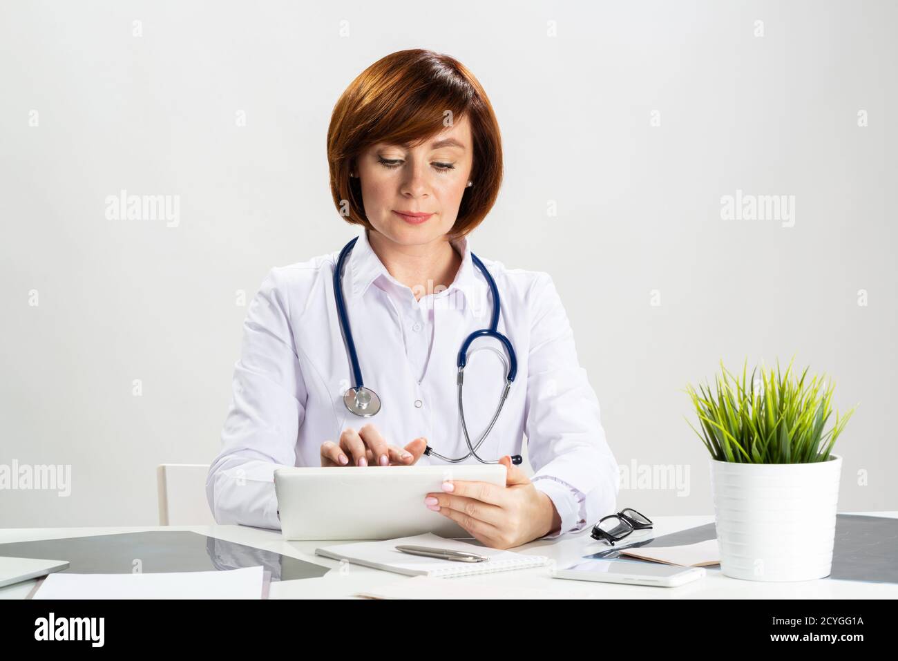 Beautiful female family doctor hi-res stock photography and images - Alamy