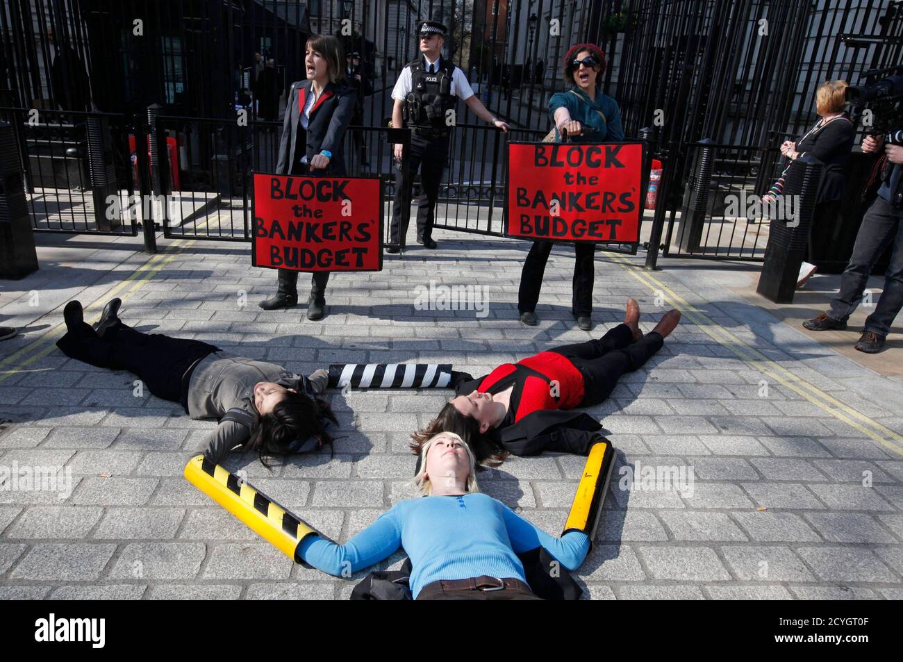 Linked arms protest hi-res stock photography and images - Alamy