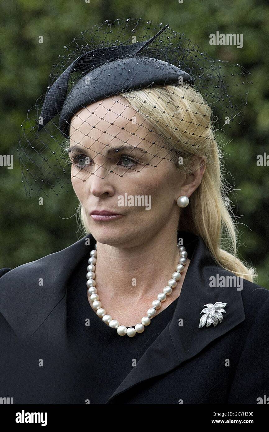 Sarah thatcher arrives at mortlake crematorium hi-res stock photography ...