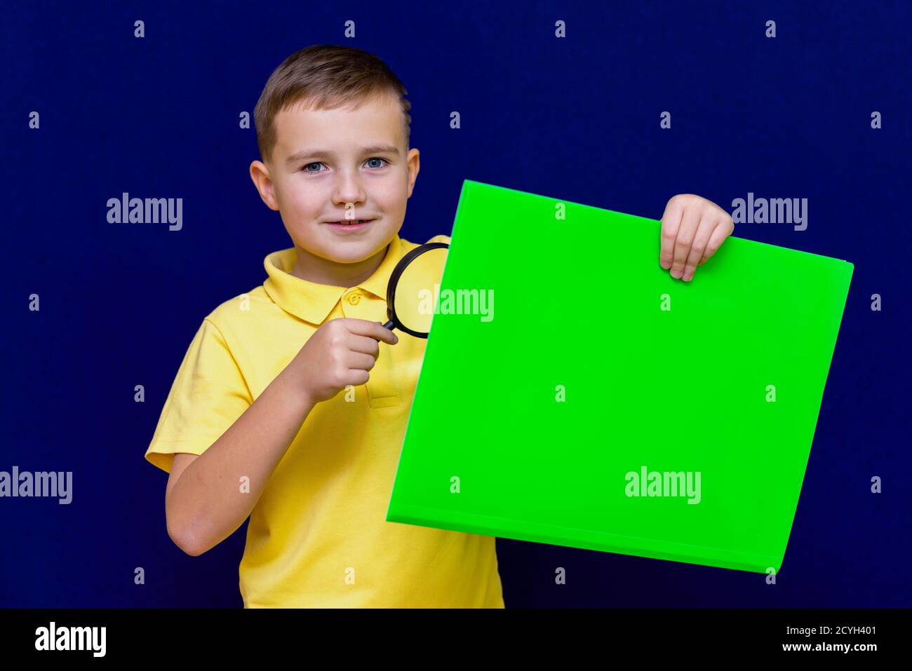 Child using magnifying glass hi-res stock photography and images - Alamy