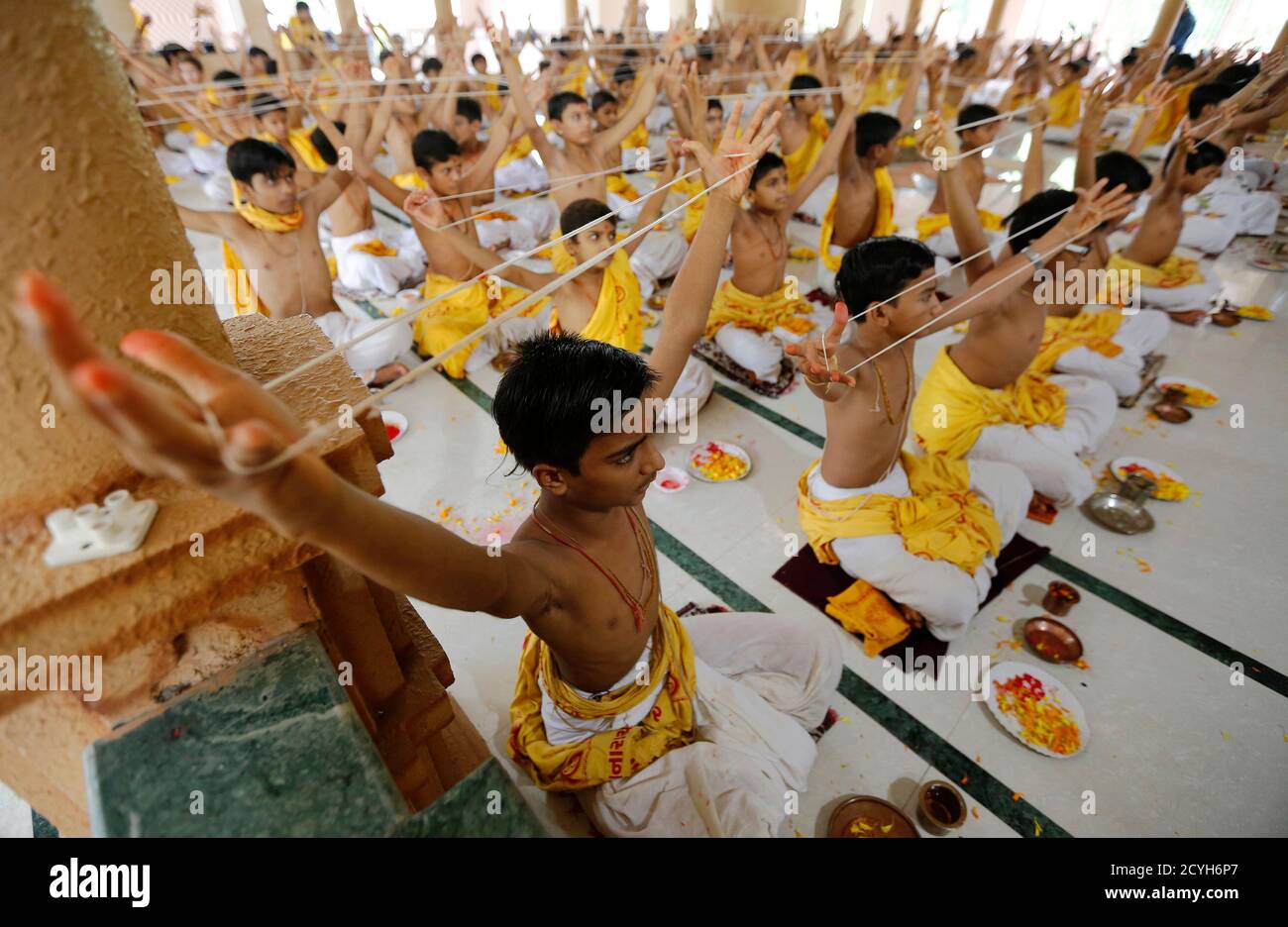 Hindu boy thread hi-res stock photography and images - Alamy