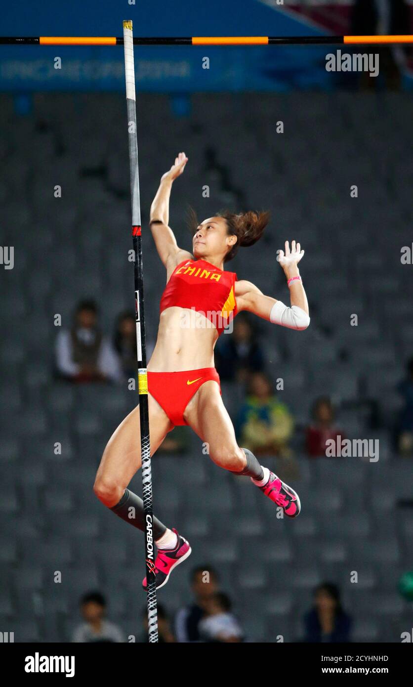 Ling li pole vault hi-res stock photography and images - Alamy