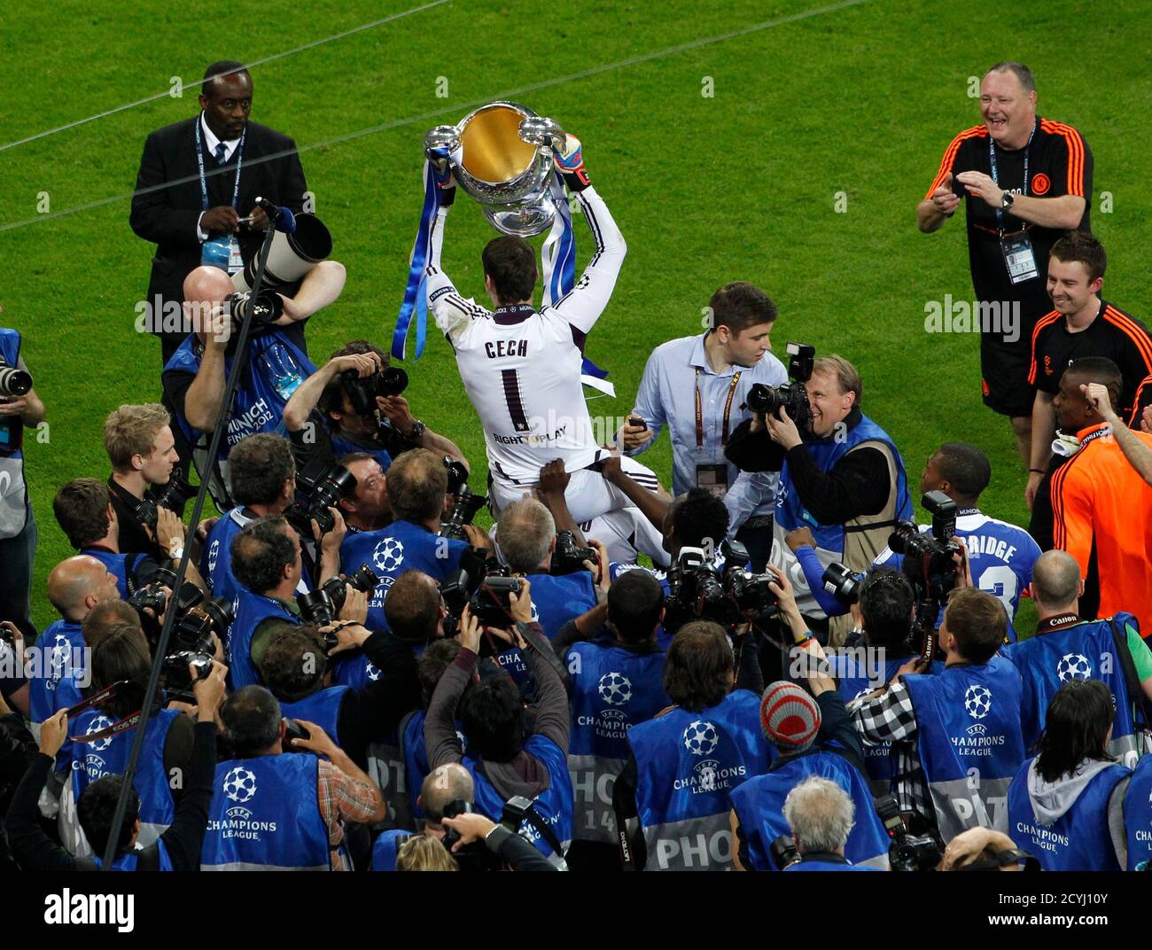 Chelsea goalkeeper petr cech celebrates winning the uefa champions ...