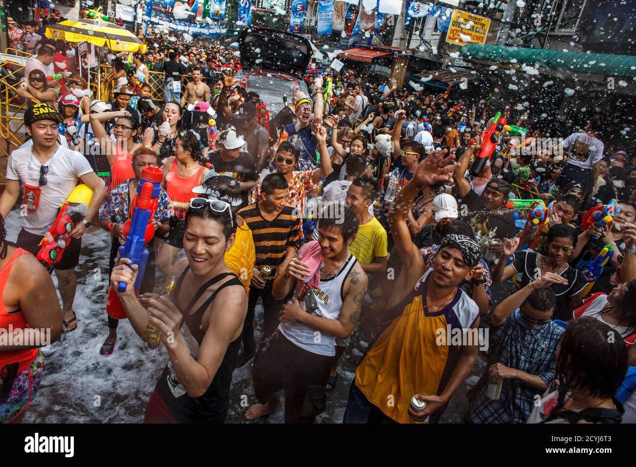 Songkran festival hi-res stock photography and images - Alamy