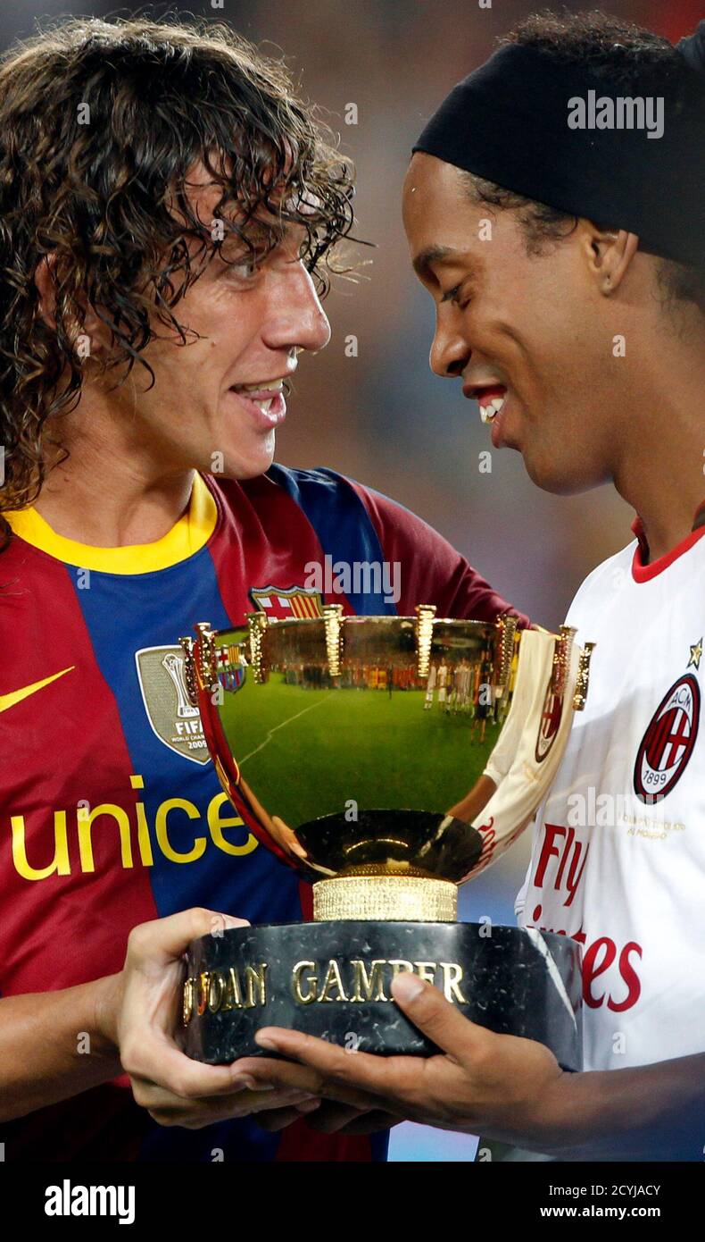 Ronaldinho barcelona trophy hi-res stock photography and images - Alamy