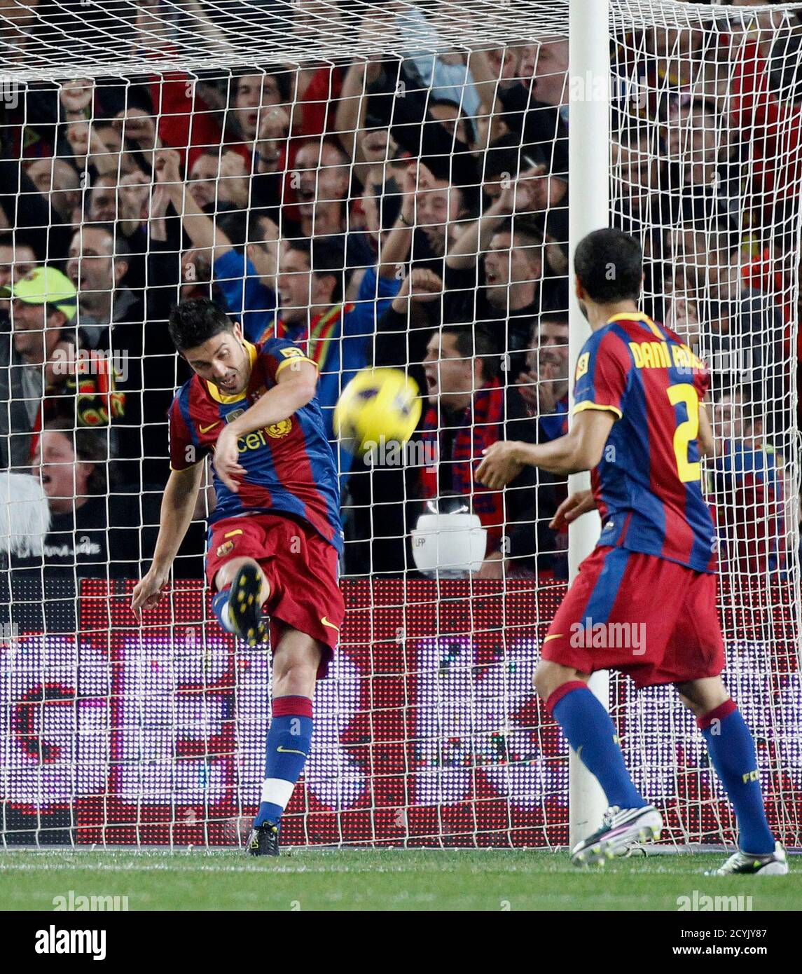 David villa celebrate barcelona hi-res stock photography and images - Alamy