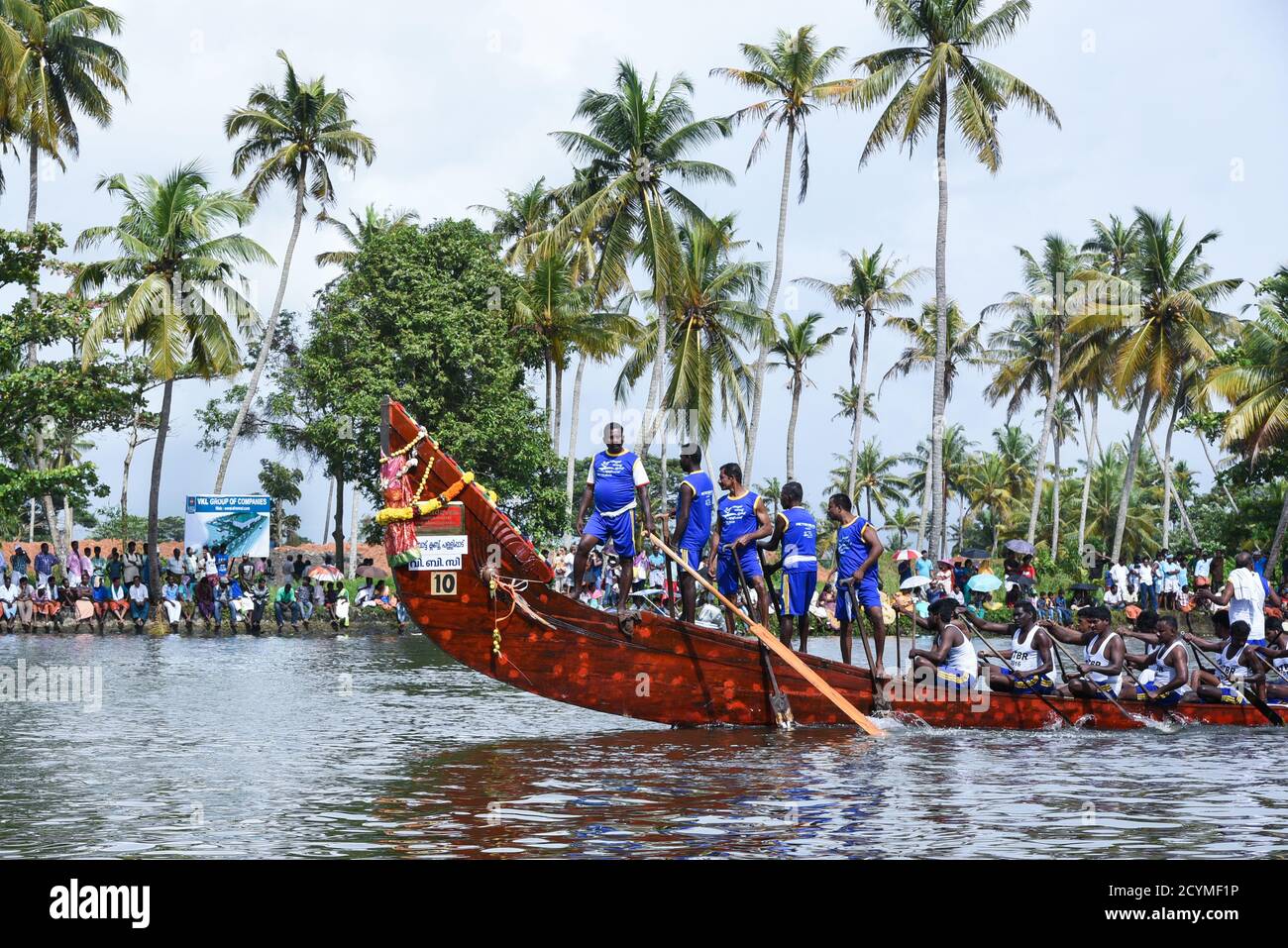 ALAPPUZHA, INDIA - AUGUST 13: Unidentified oarsmen/rowers in uniform ...