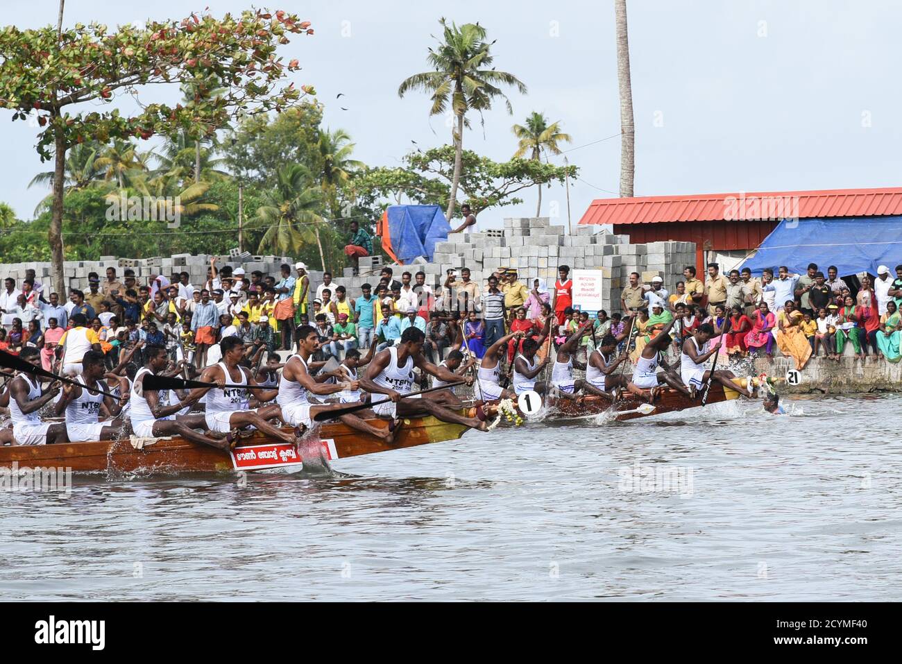 ALAPPUZHA, INDIA - AUGUST 13: Unidentified oarsmen/rowers in uniform ...