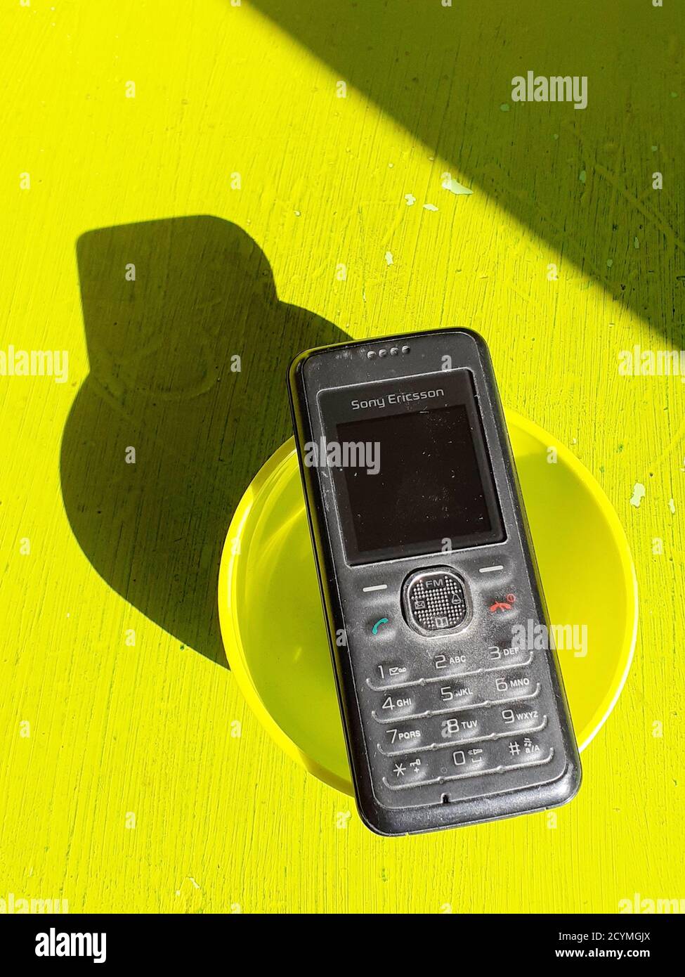 sony ericsson,mobile,old, yellow, background,communication, technology ...