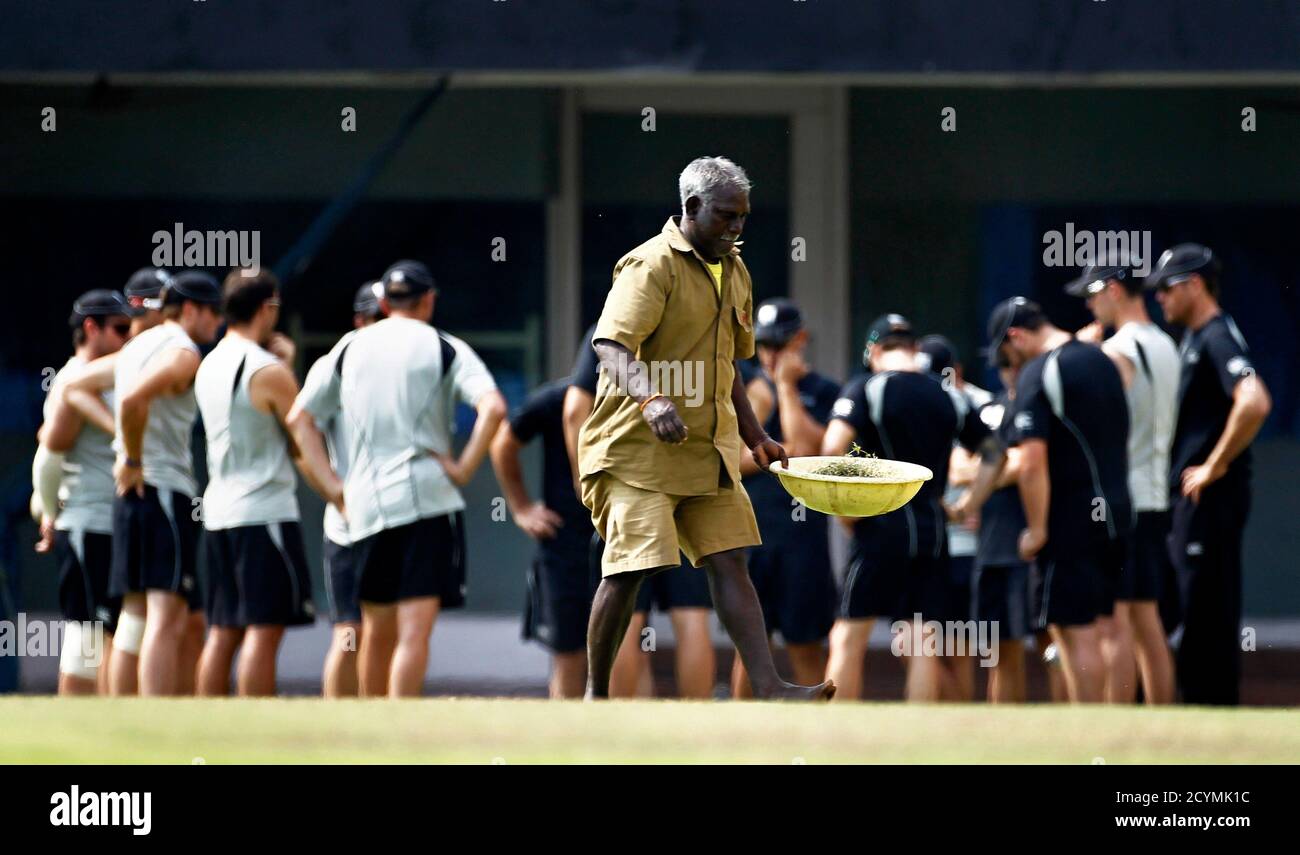 Indian cricket team huddle hi-res stock photography and images - Alamy