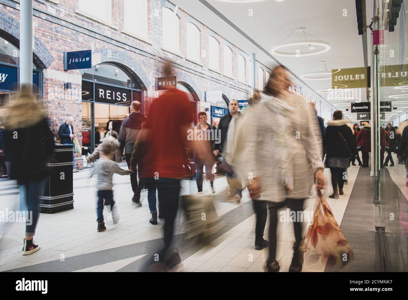 Busy Shoppers in Swindon's Designer Outlet Mall Stock Photo - Alamy