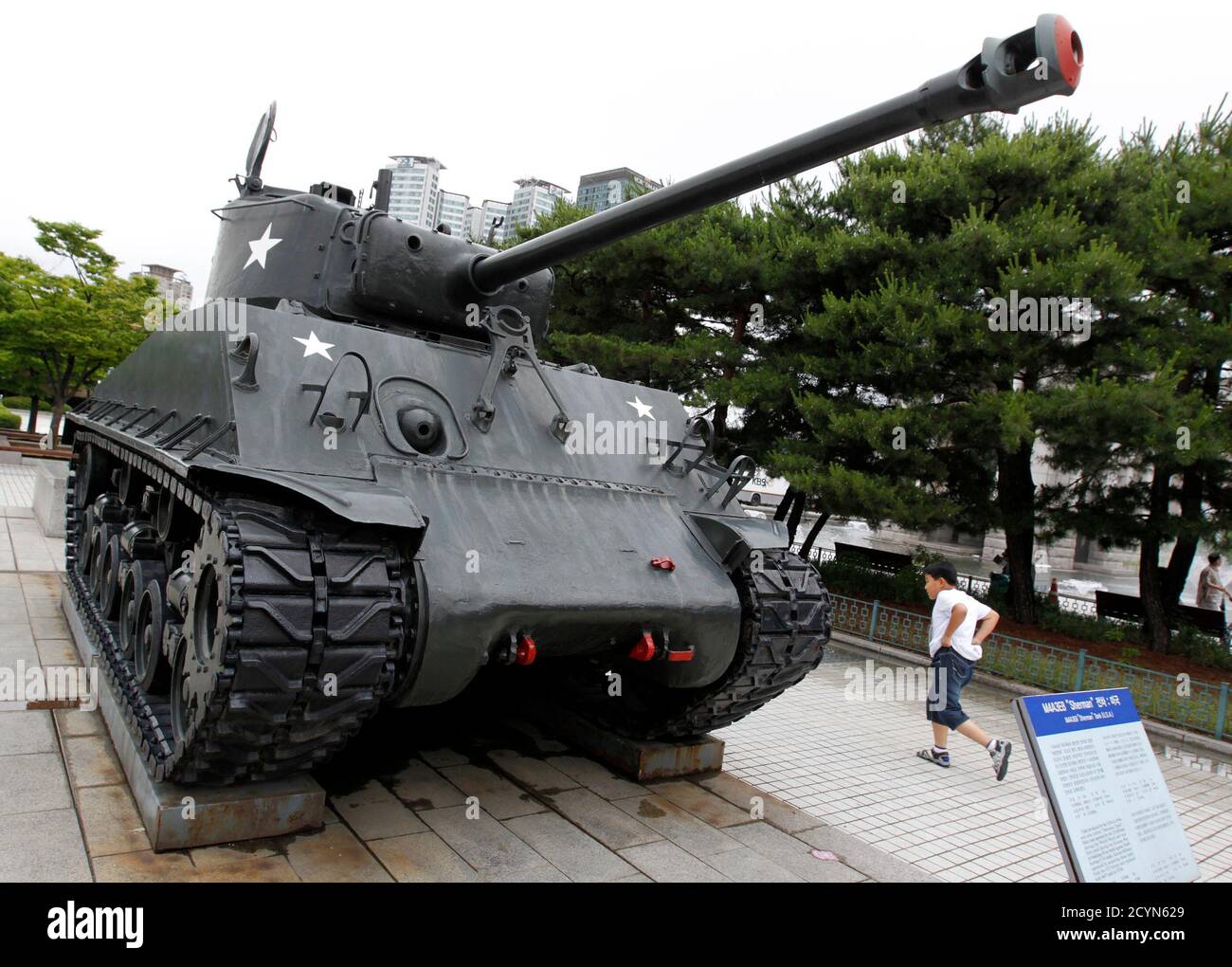 M4a3e8 sherman tank hi-res stock photography and images - Alamy