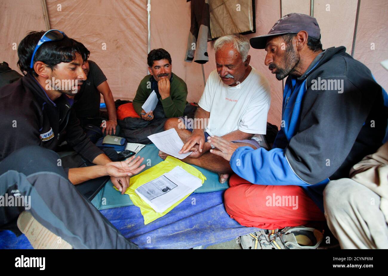 14 peaks nepal hi-res stock photography and images - Alamy