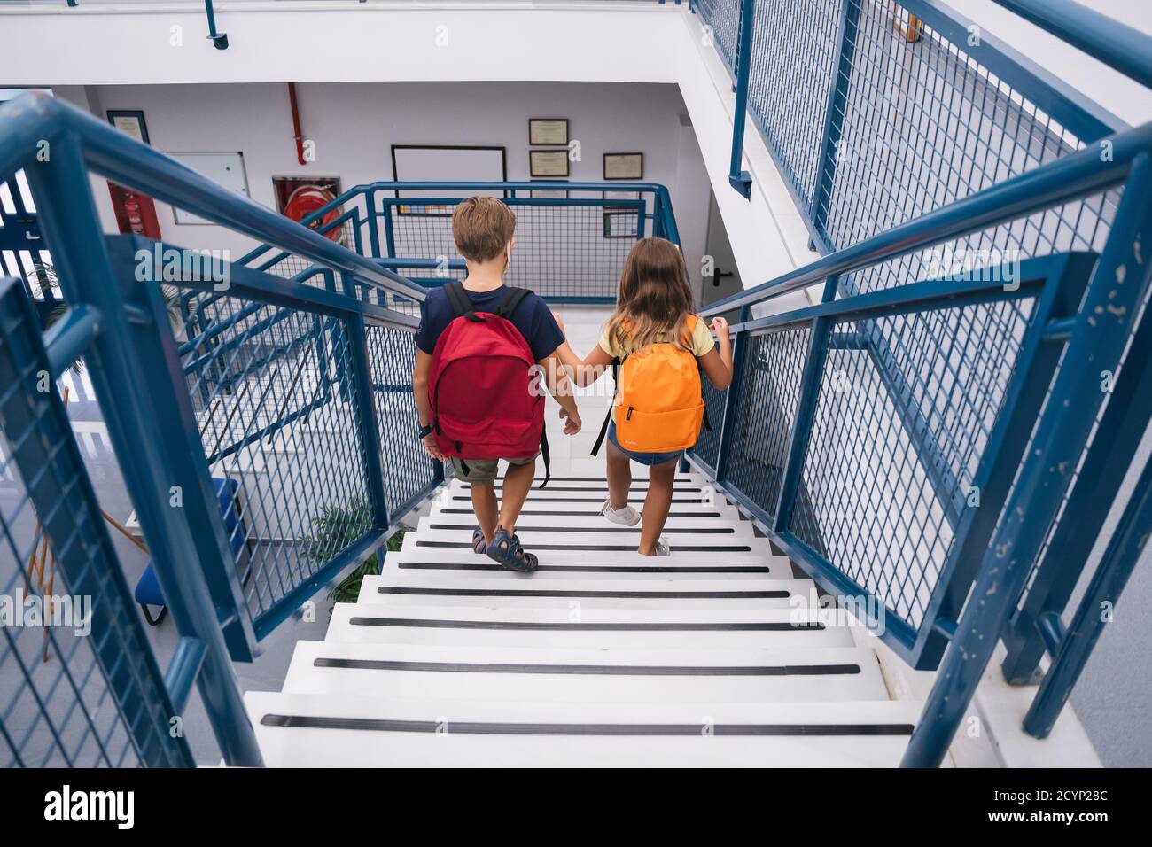 Kids sitting back to back hi-res stock photography and images - Alamy