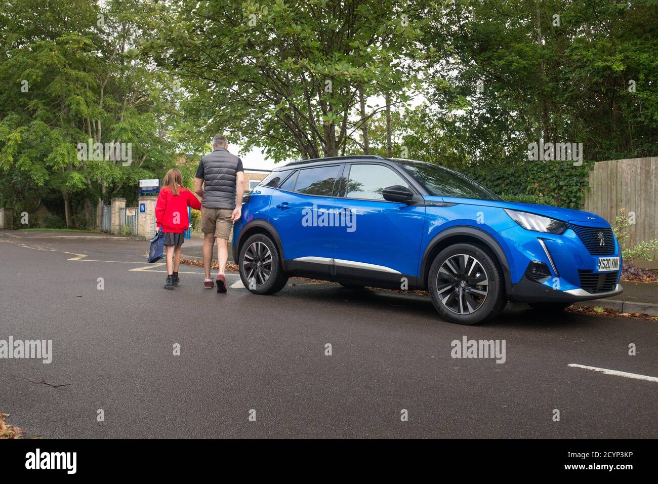 School run parents. parents driving children to school Stock Photo - Alamy