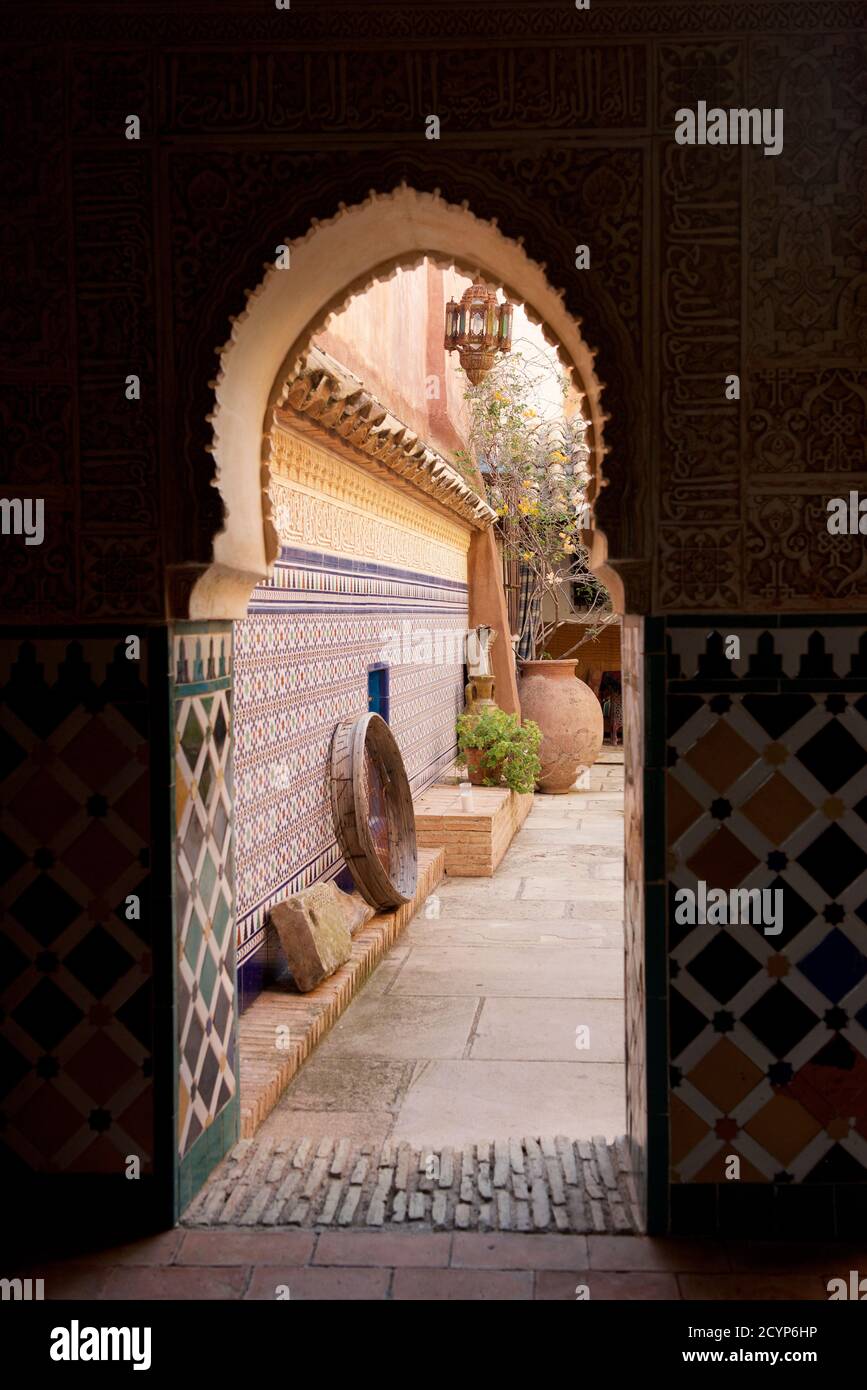 Archway to courtyard hi-res stock photography and images - Alamy