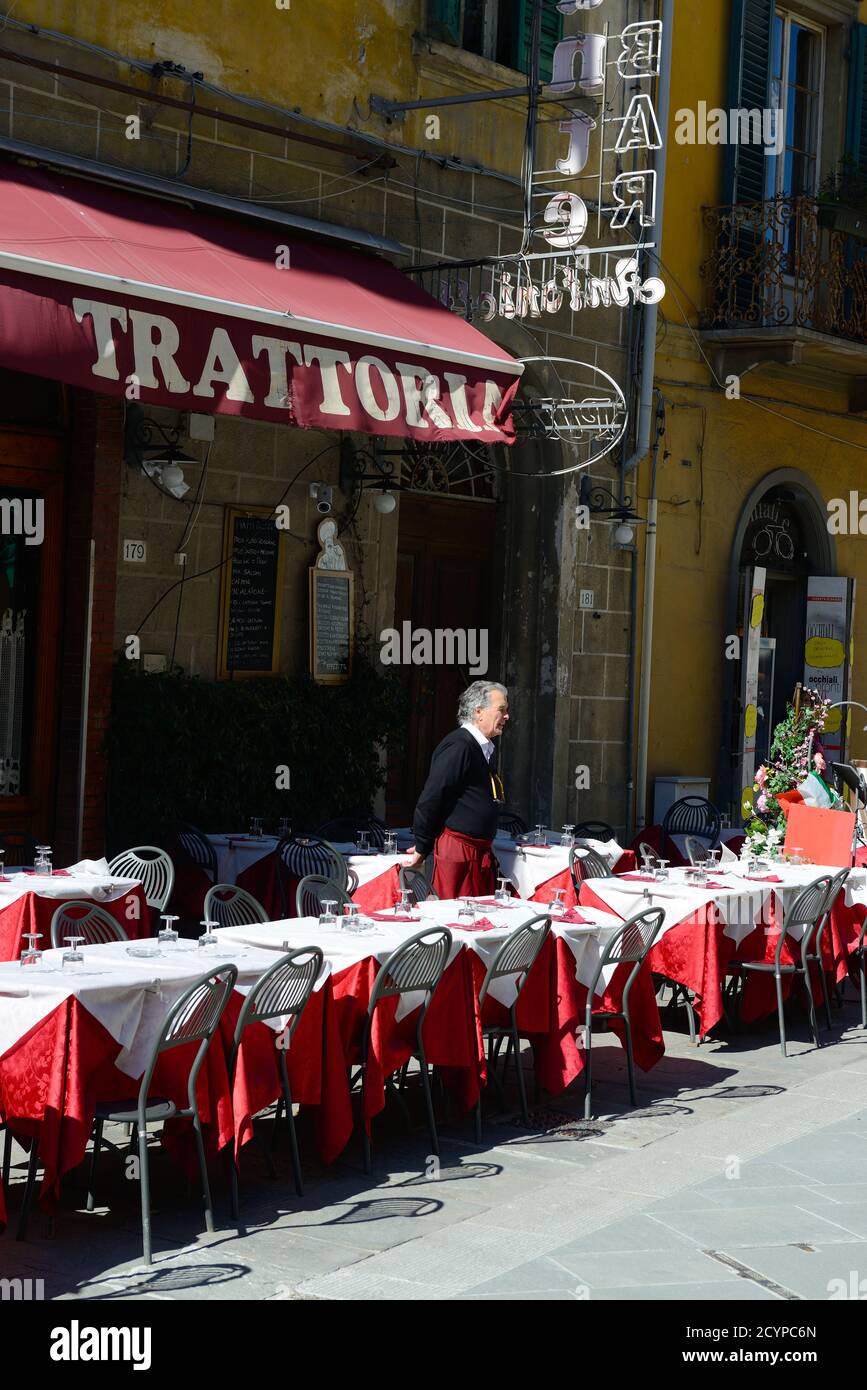 Restaurant customers waiter hi-res stock photography and images - Alamy