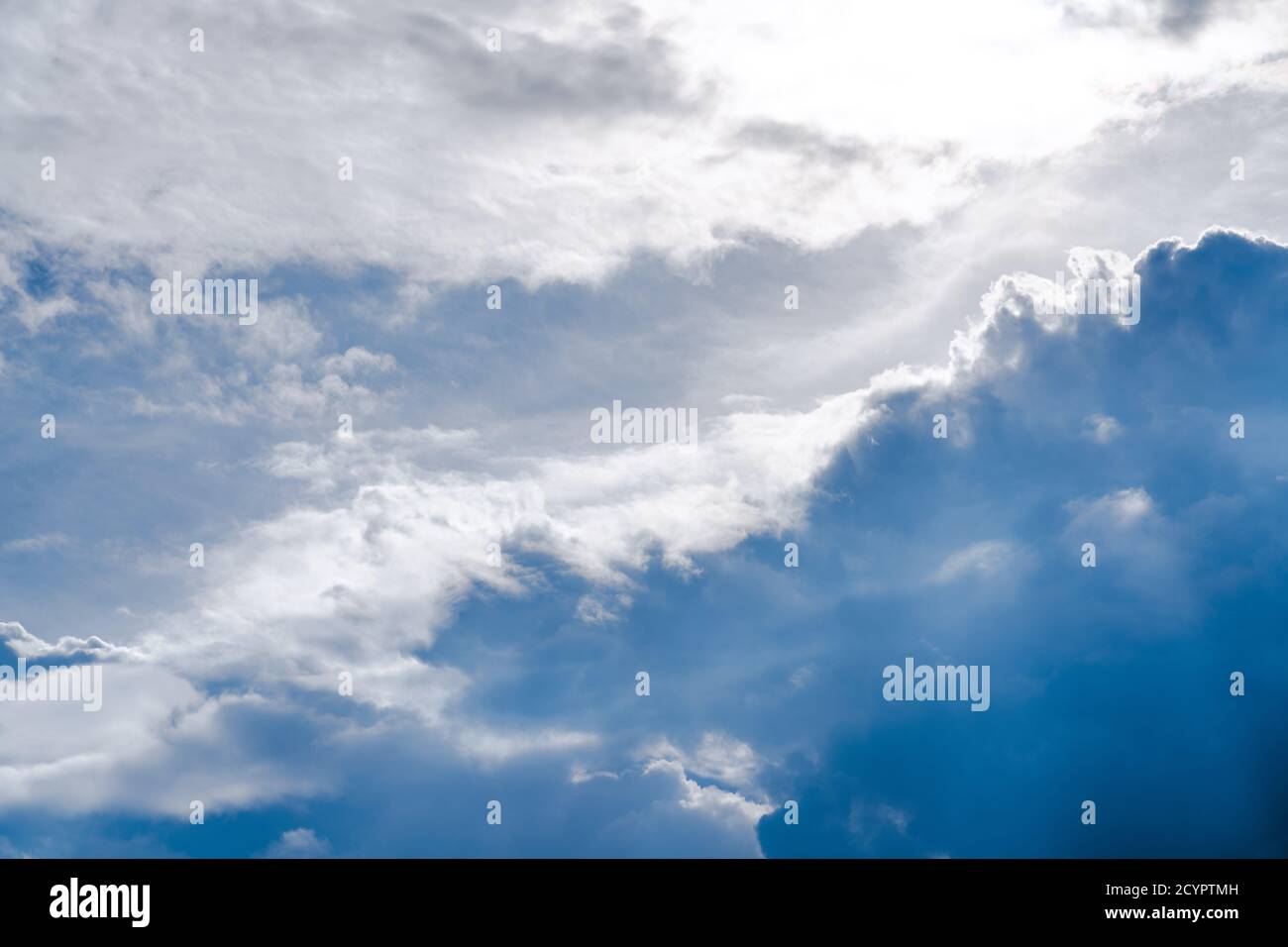 Low cloud cities hi-res stock photography and images - Alamy