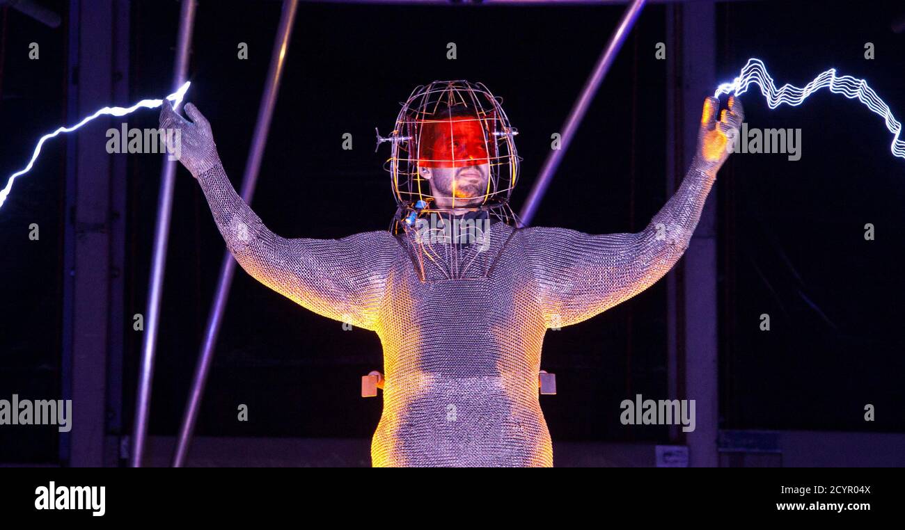 Magician david blaine hi-res stock photography and images - Alamy