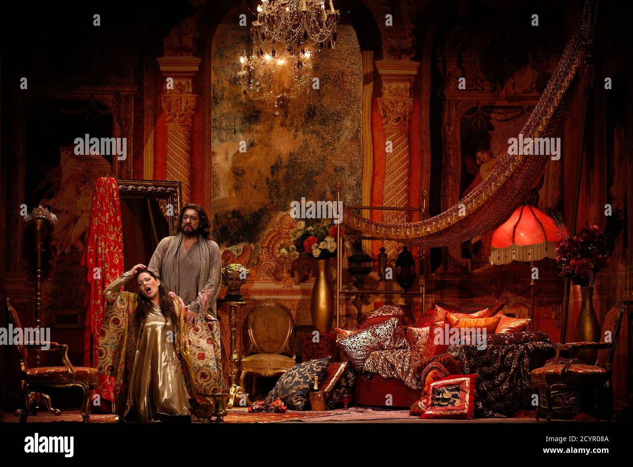 Thais opera hi-res stock photography and images - Alamy