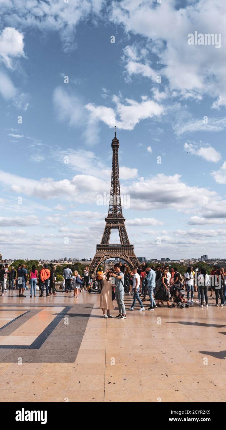 Romantic Eiffell tower scenery, vertical happy moment Stock Photo - Alamy