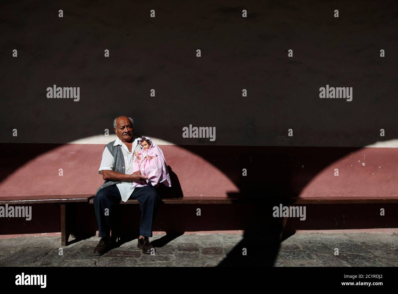 Jesus on a bench hi-res stock photography and images - Alamy