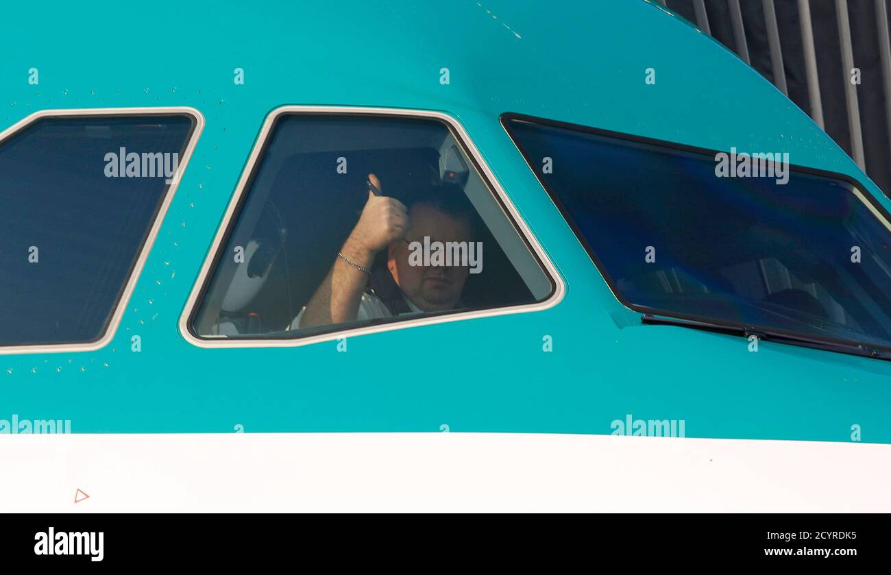 The ground crew gives the pilot hi-res stock photography and images - Alamy