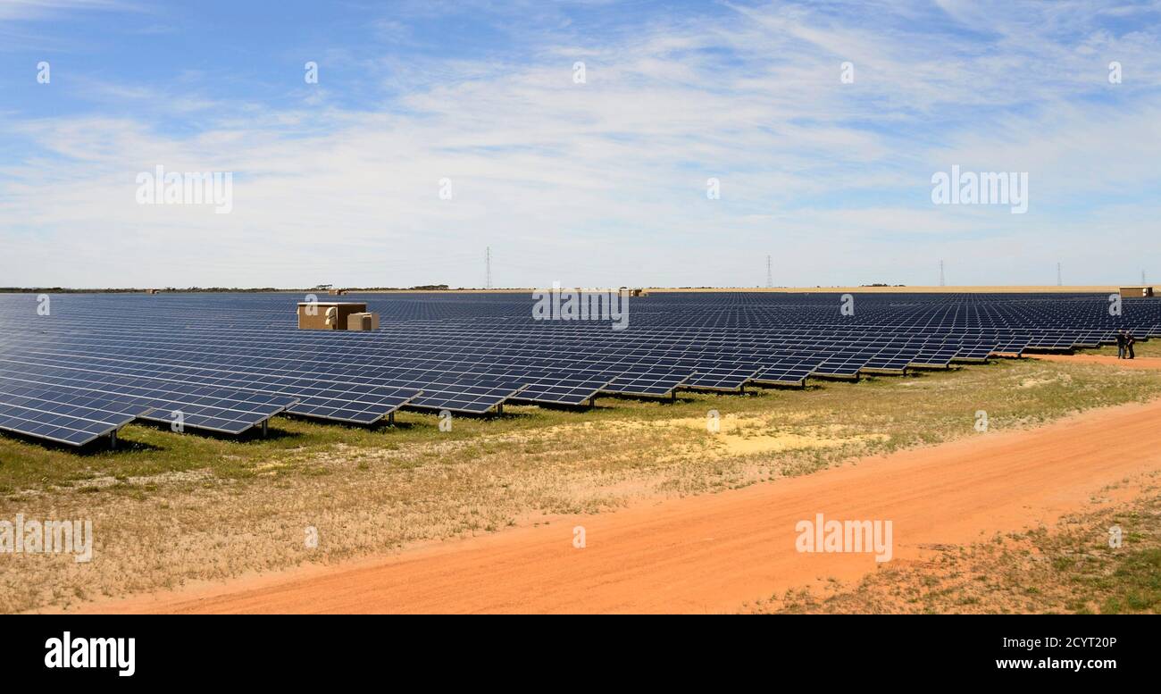 Utility scale solar hi-res stock photography and images - Alamy