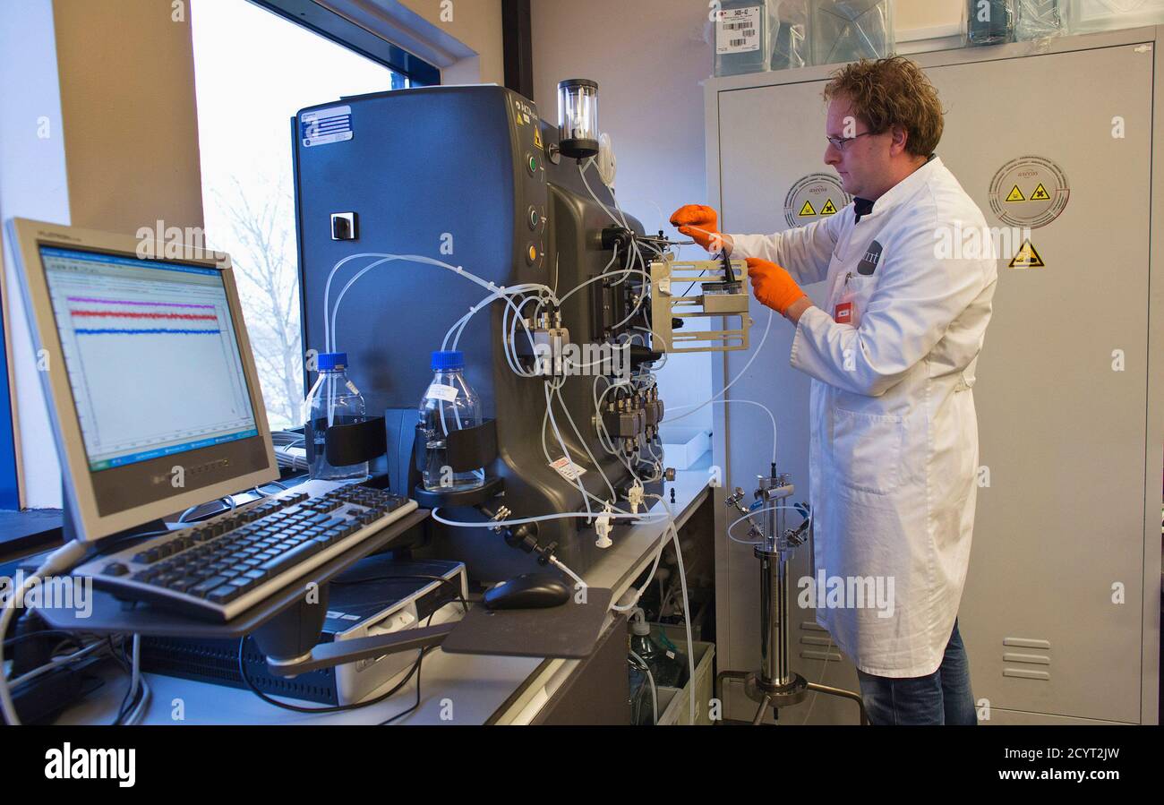 Column chromatography hi-res stock photography and images - Alamy