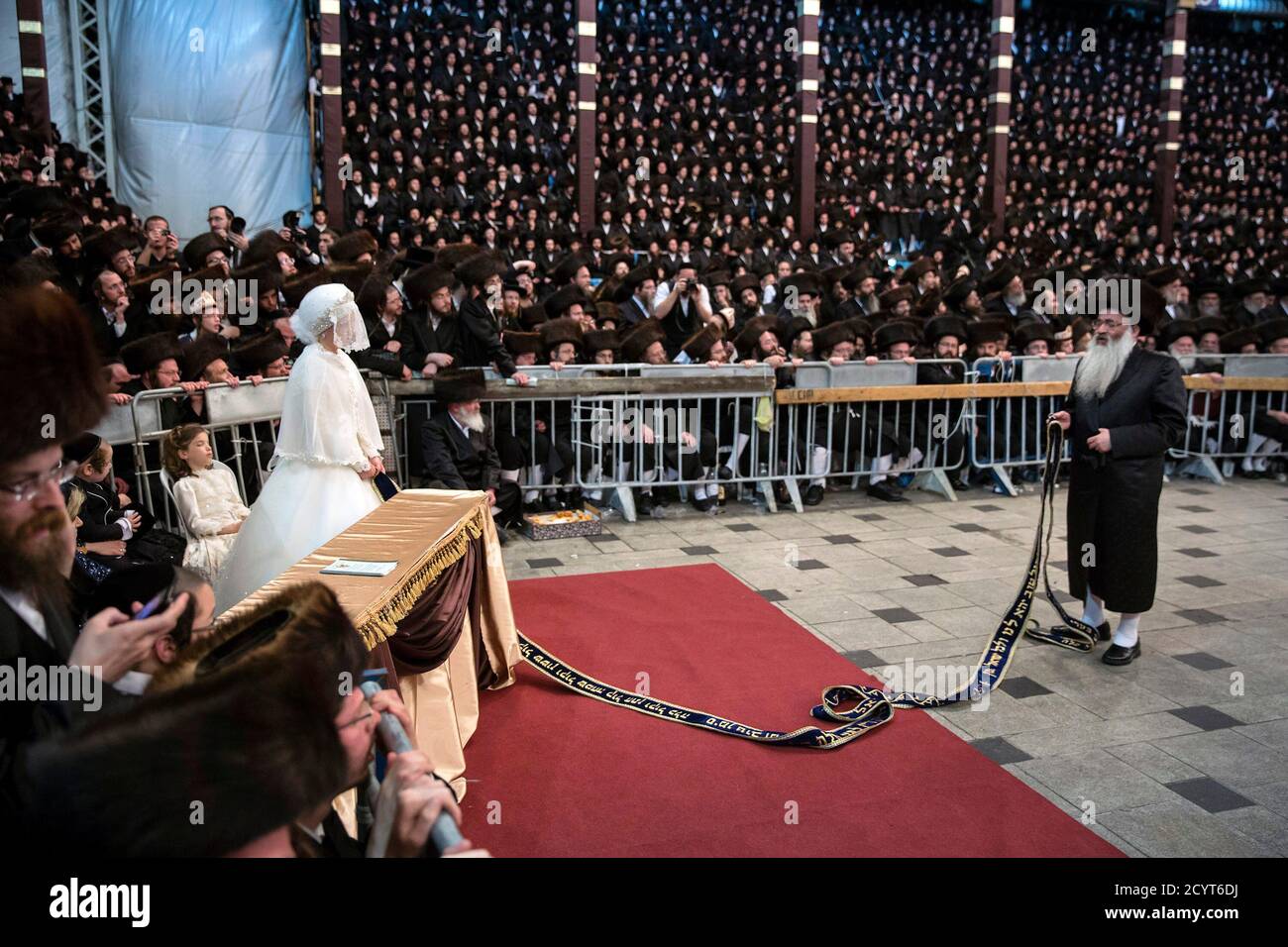 Hasidic wedding hi-res stock photography and images - Alamy