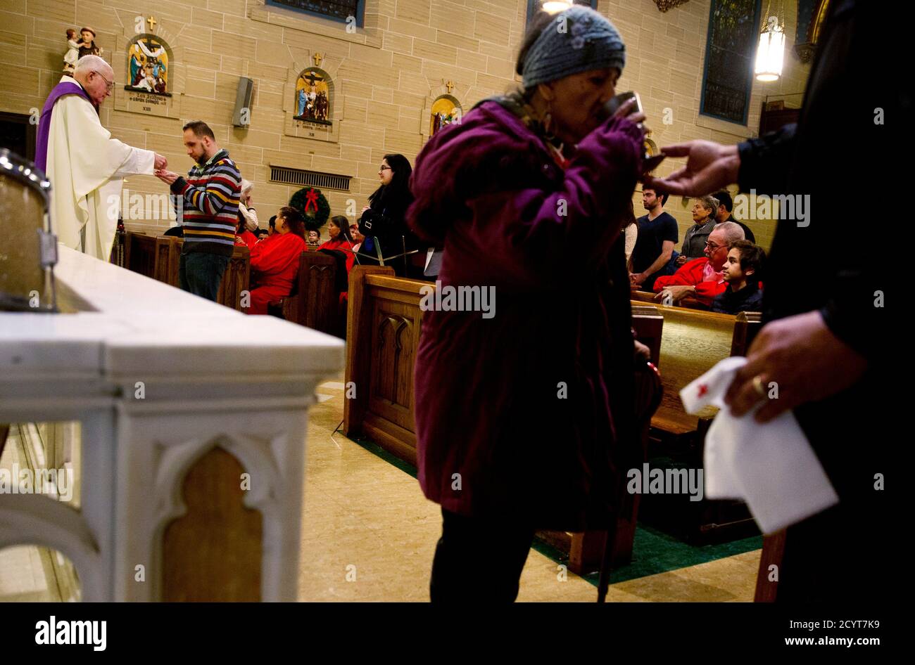 Christmas mass congregation hi-res stock photography and images - Alamy