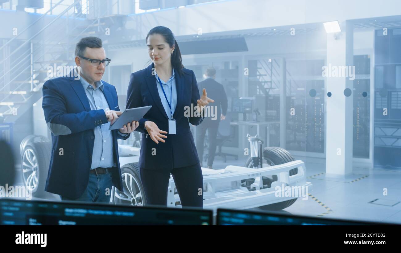 Factory tablet woman high tech hi-res stock photography and images - Alamy