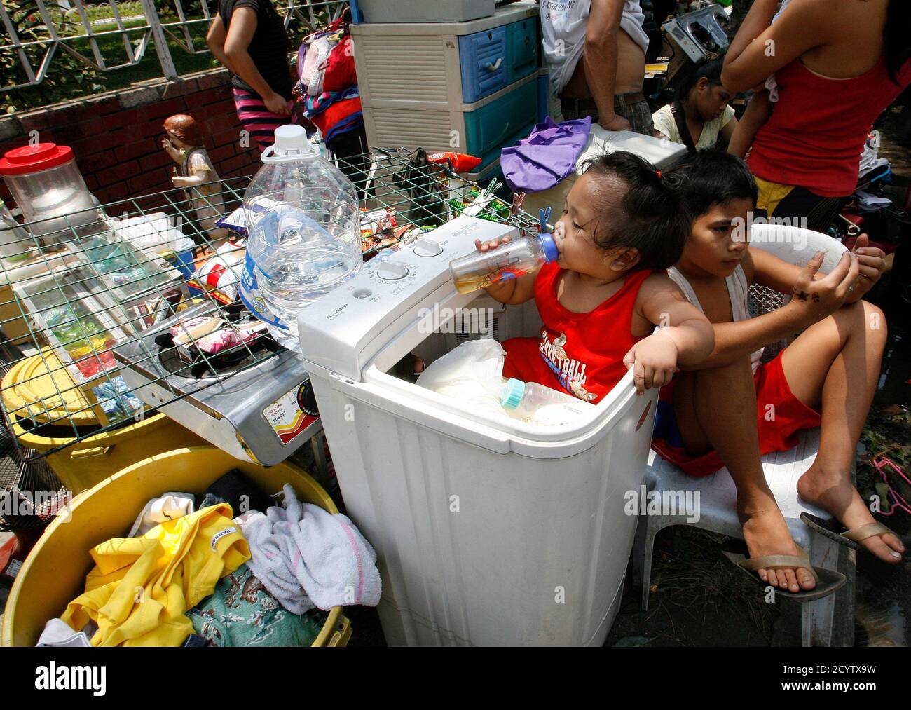 Philippines manila quezon city homeless hi-res stock photography and ...