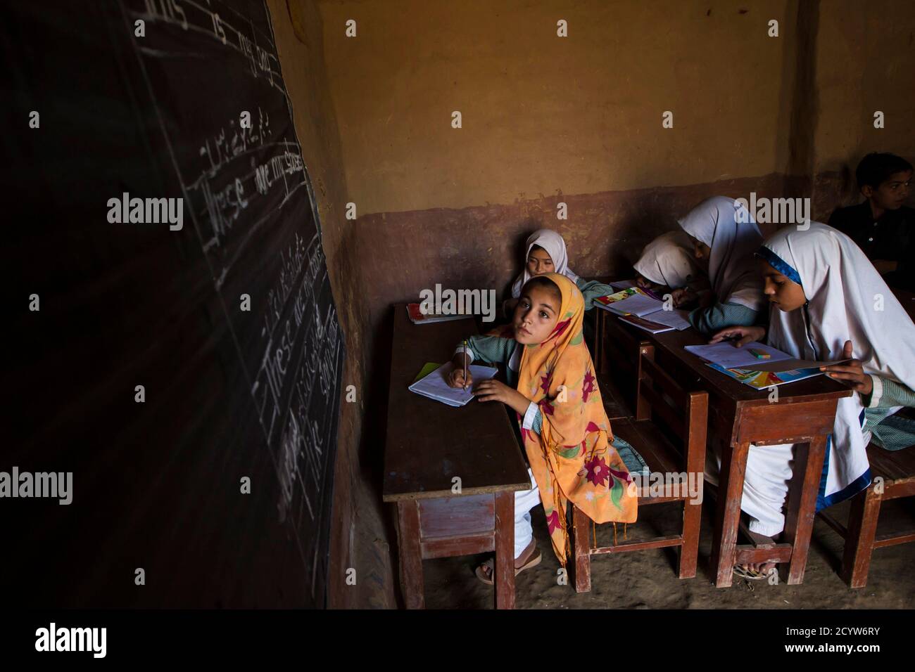 Pakistan girl study hi-res stock photography and images - Alamy