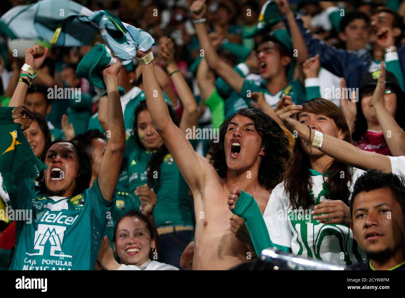 Fans celebrate mexico hi-res stock photography and images - Alamy