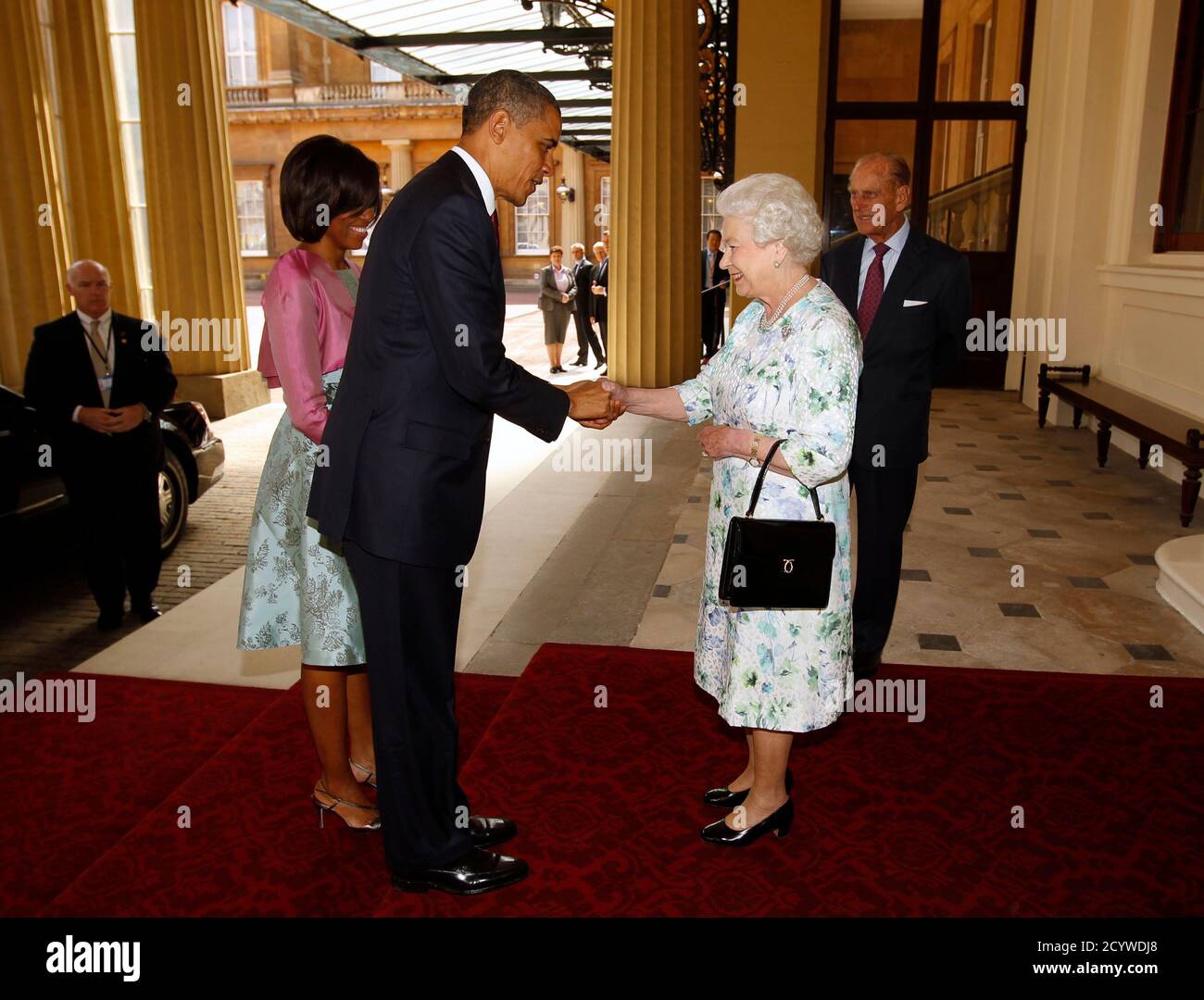 Queen elizabeth ii shakes hands with the president of poland hi-res ...